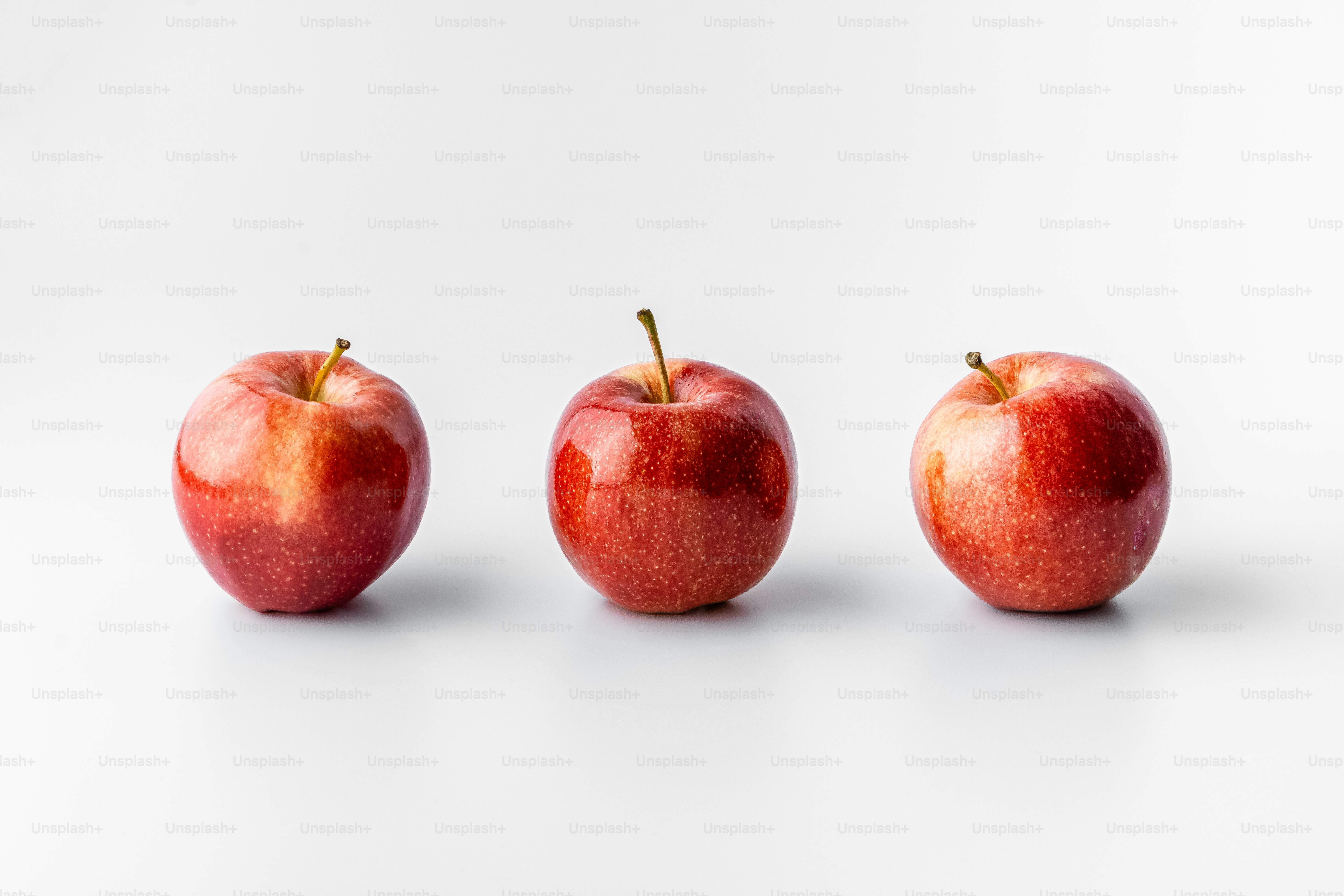 Tres manzanas rojas alineadas en fila foto – Imagen de Manzana en Unsplash