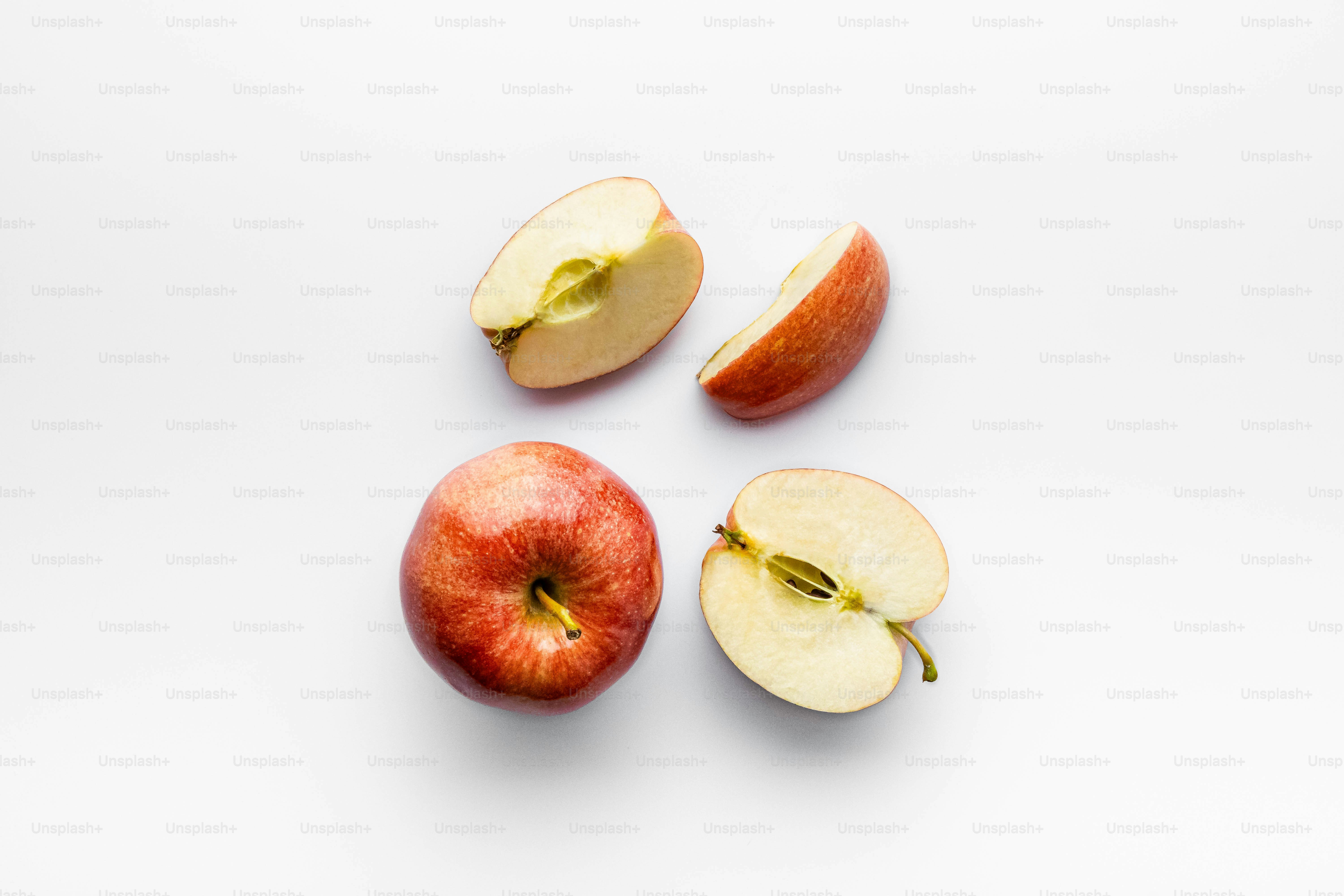 Une pomme coupée en deux sur une surface blanche photo – Image de Pomme ...