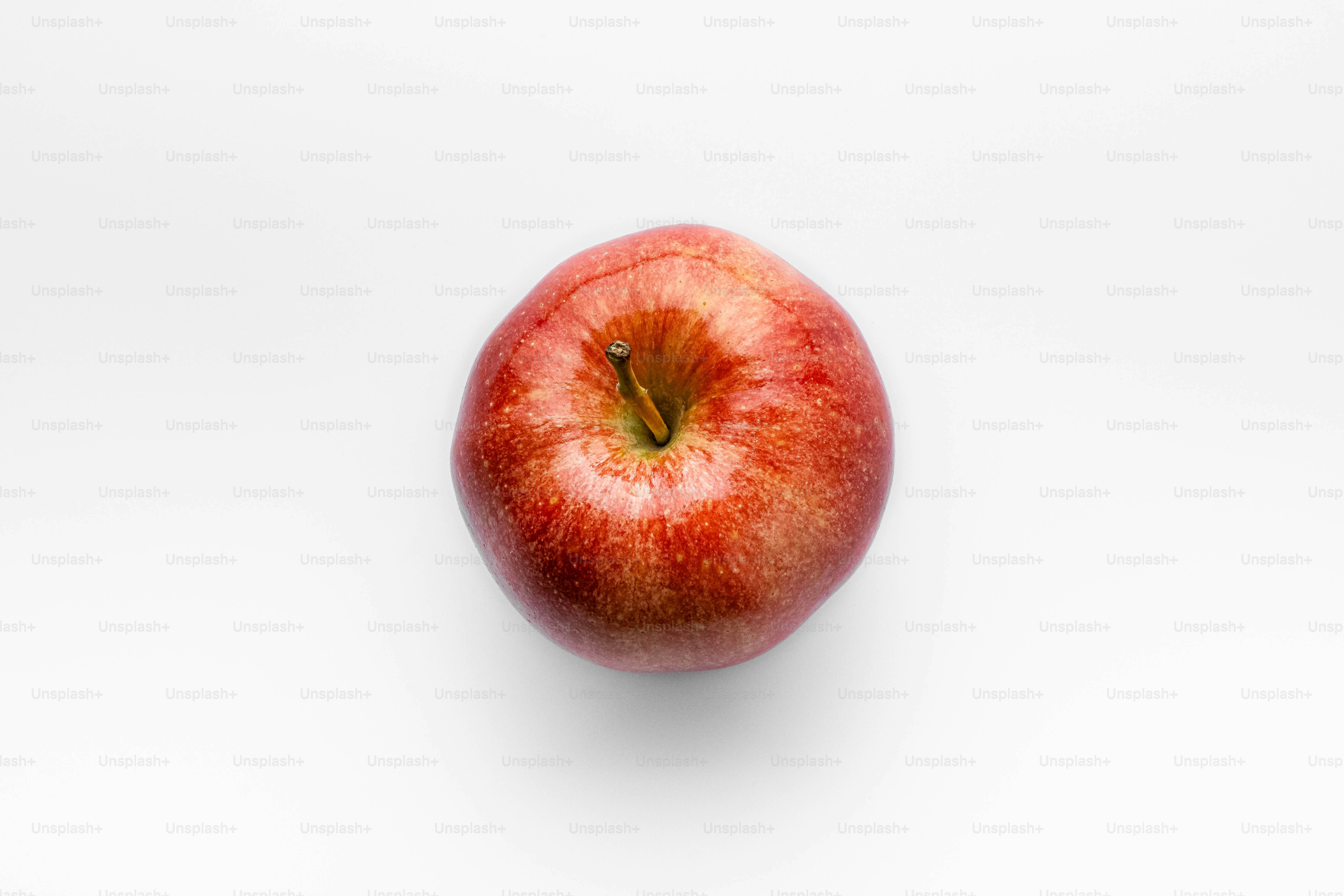 A red apple sitting on top of a white table photo – Apple Image on Unsplash