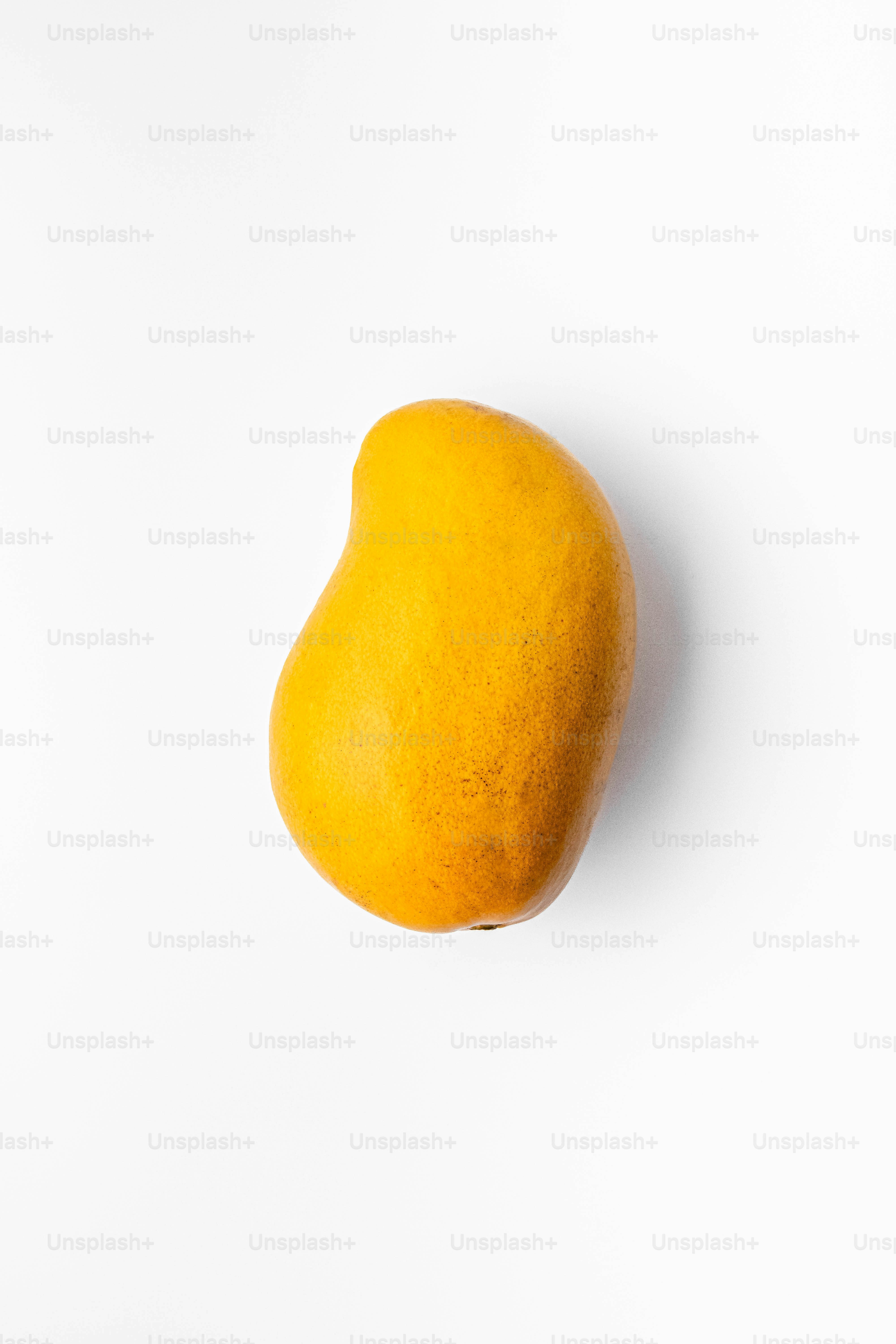 Una sola naranja sobre una superficie blanca foto – Imagen de Mango en Unsplash