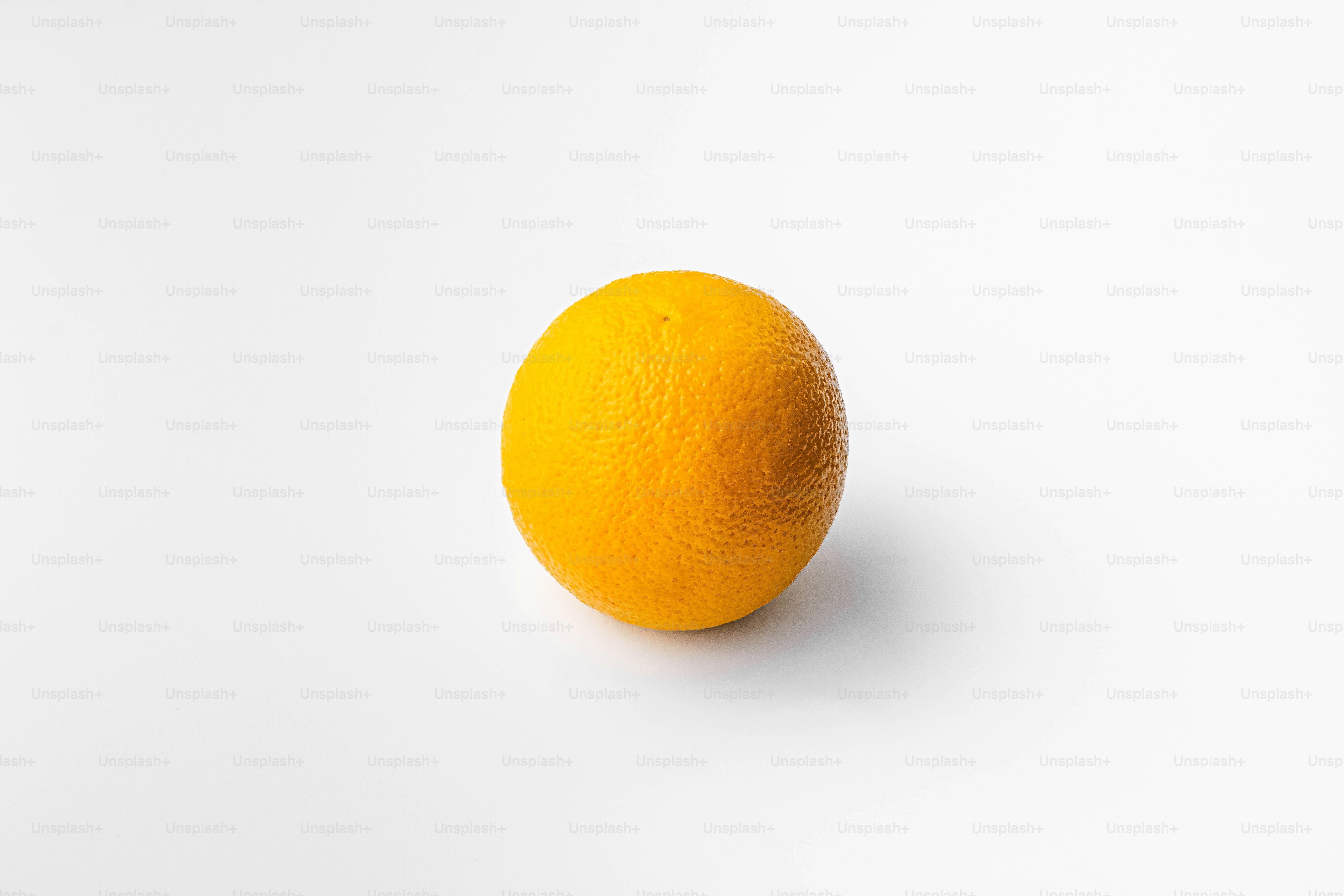 Une orange coupée en deux sur une surface blanche photo – Image de ...