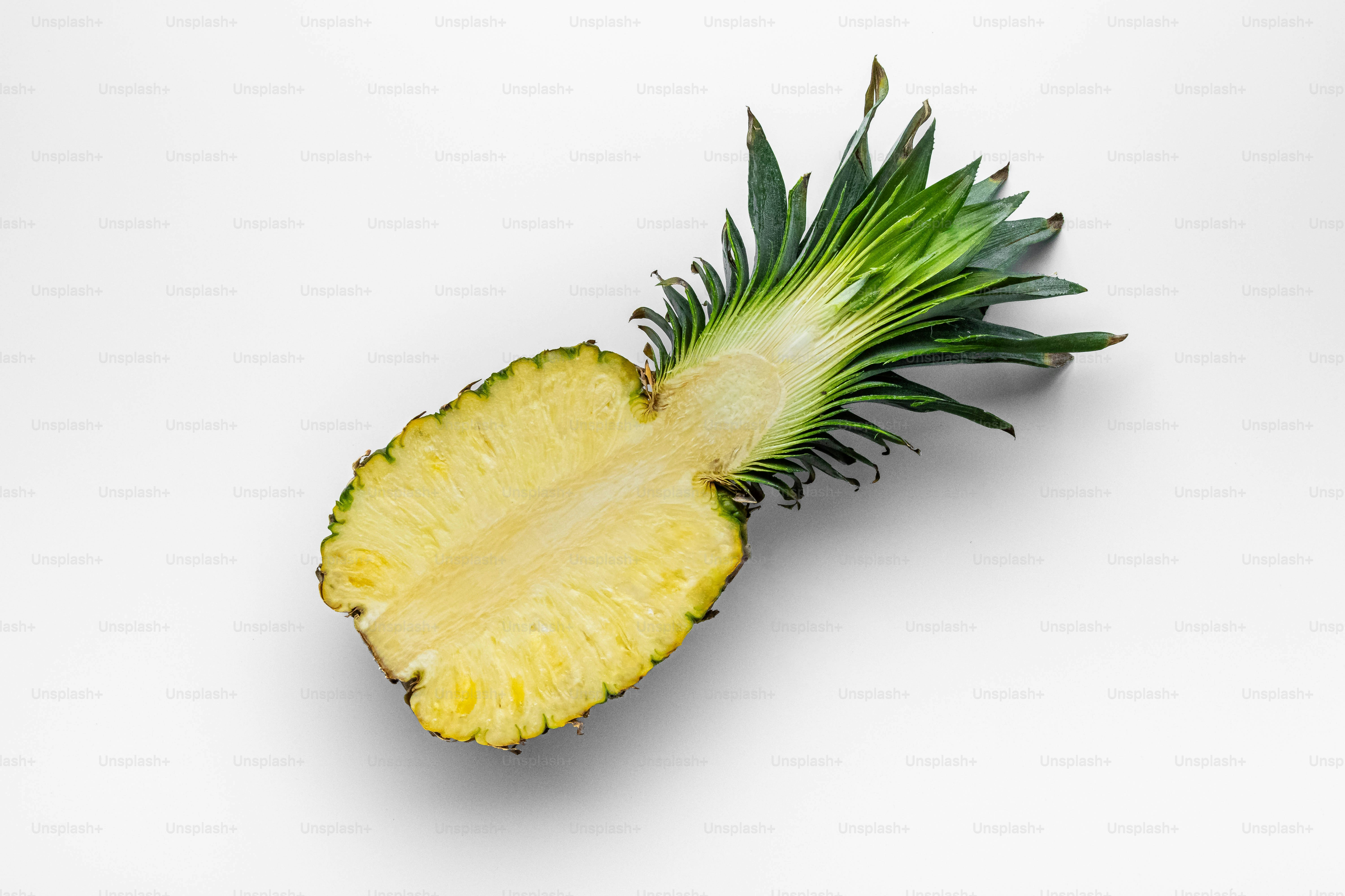 Un ananas coupé en deux sur fond blanc photo – Image de Ananas sur Unsplash