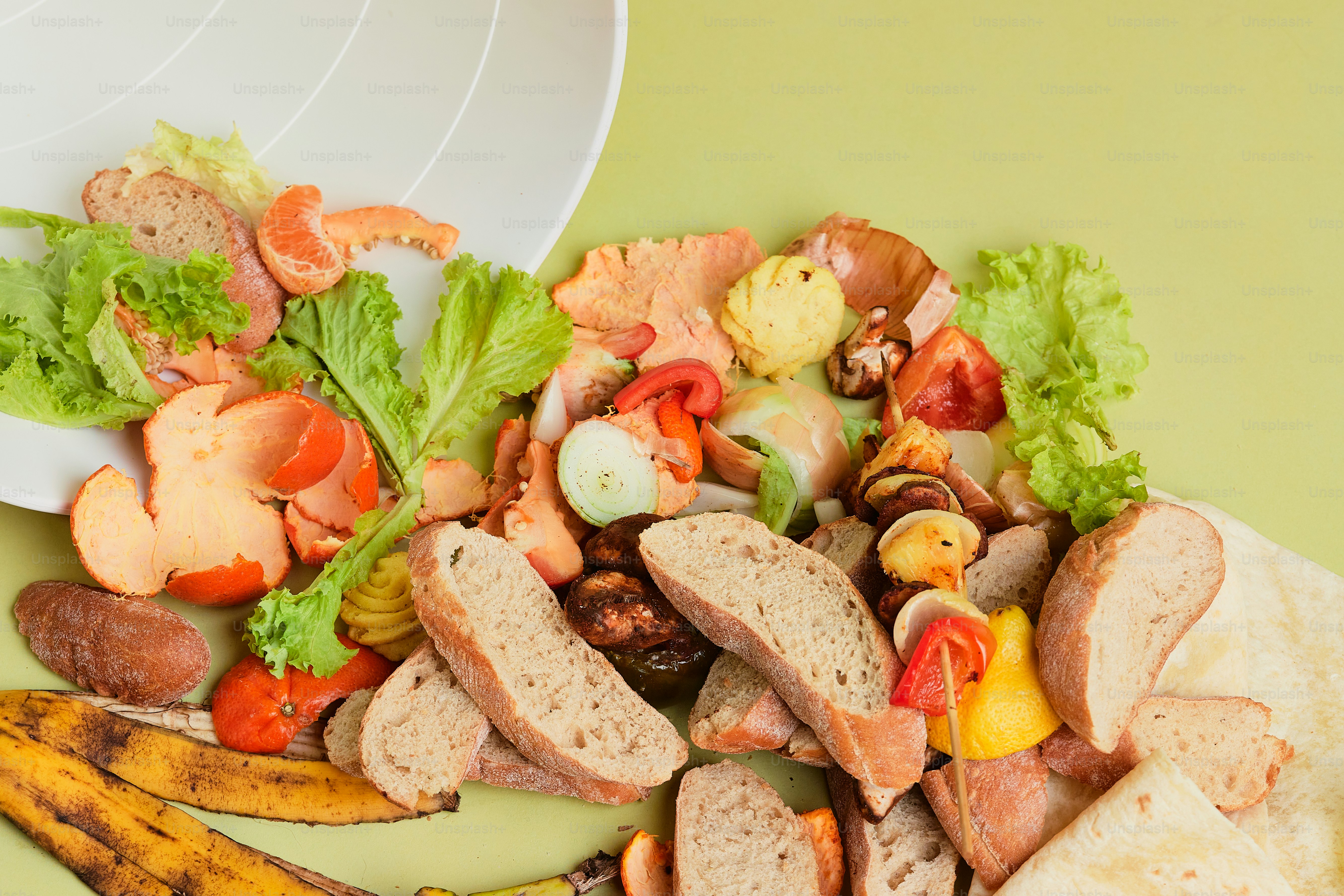 Un mucchio di cibo seduto sopra un tavolo foto – Immagine di Rifiuti ...