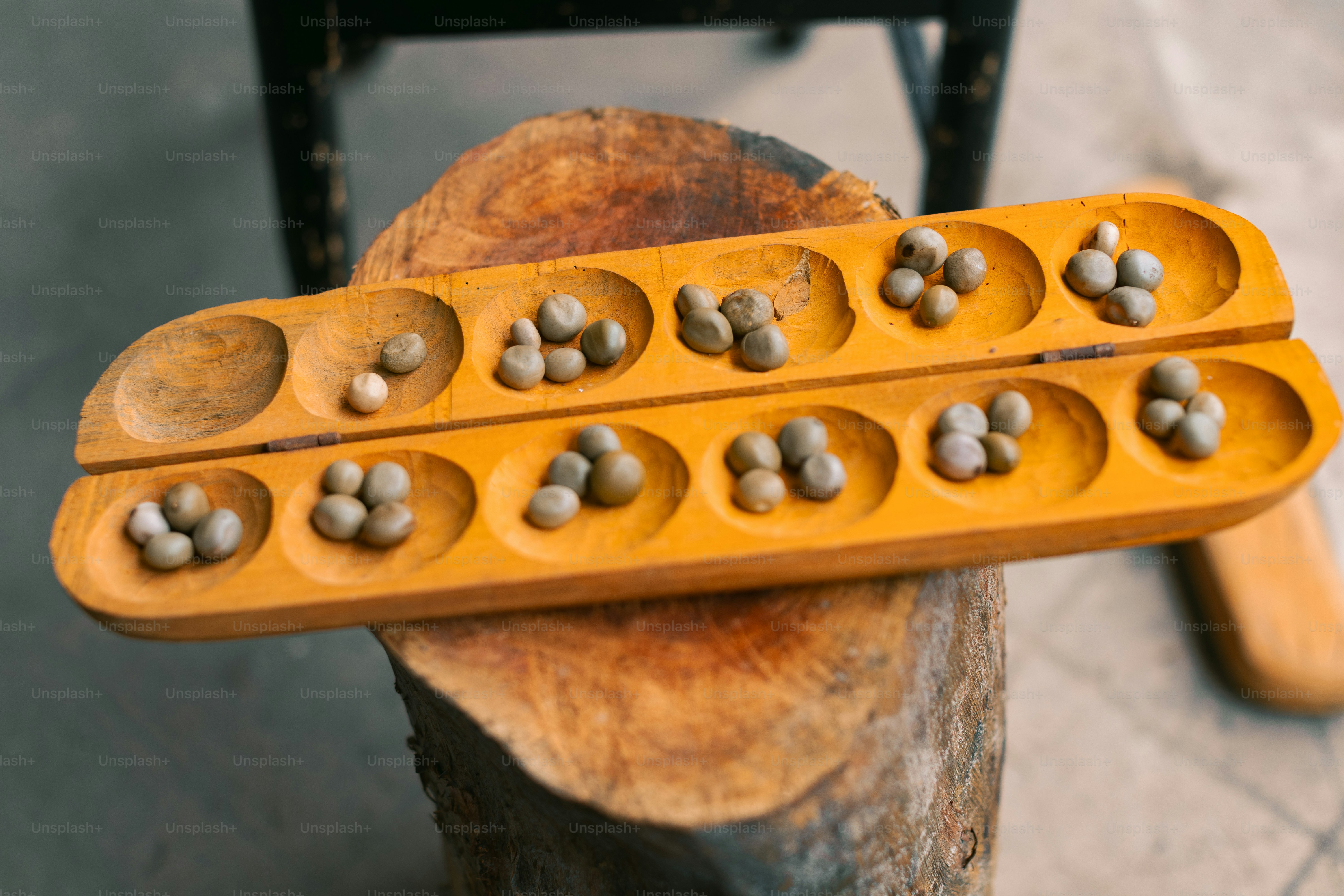 Gros plan d’un objet en bois sur une table photo – Image de Hommes sur ...