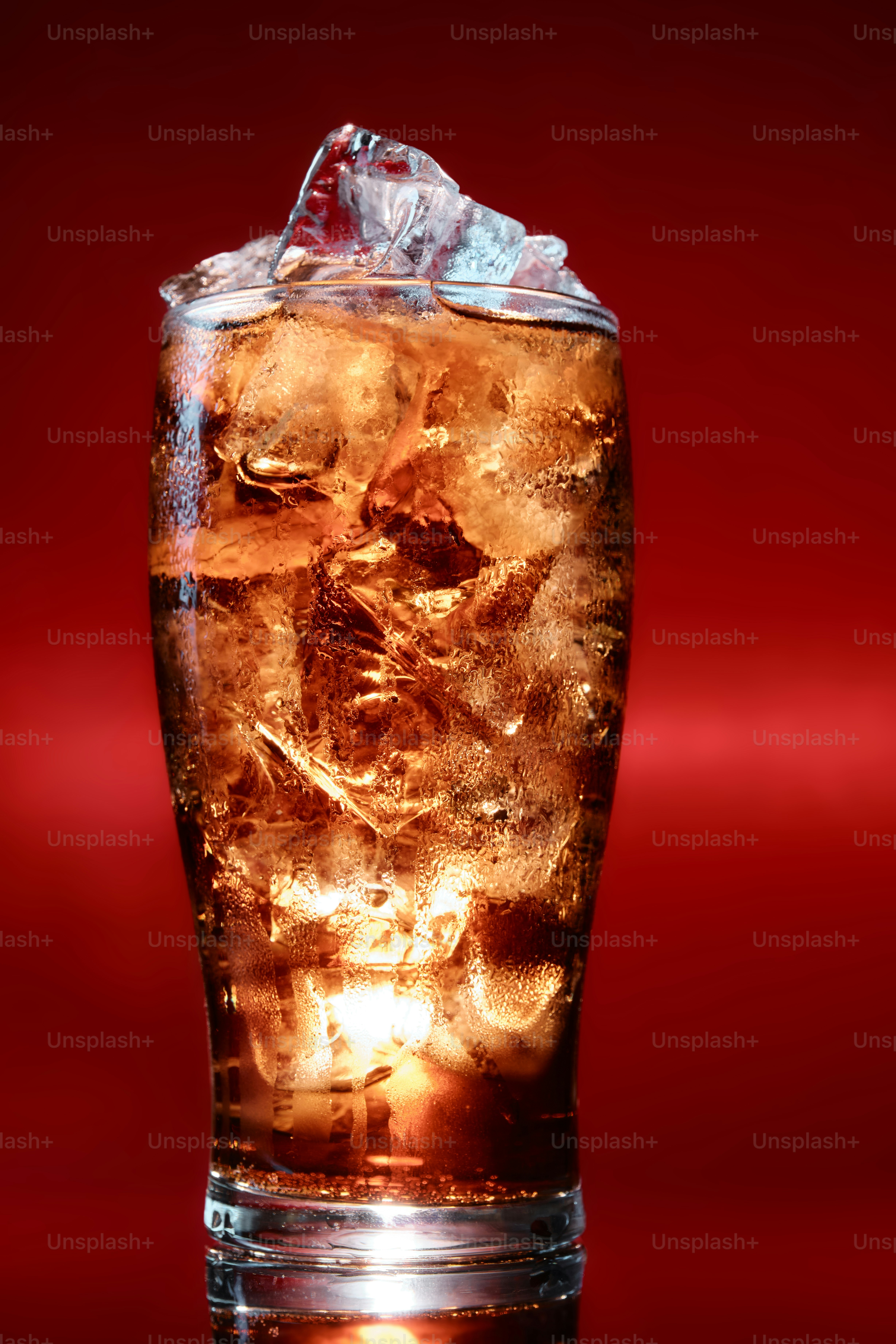 Um copo cheio de gelo em cima de uma mesa foto – Imagem sobre Soda na ...