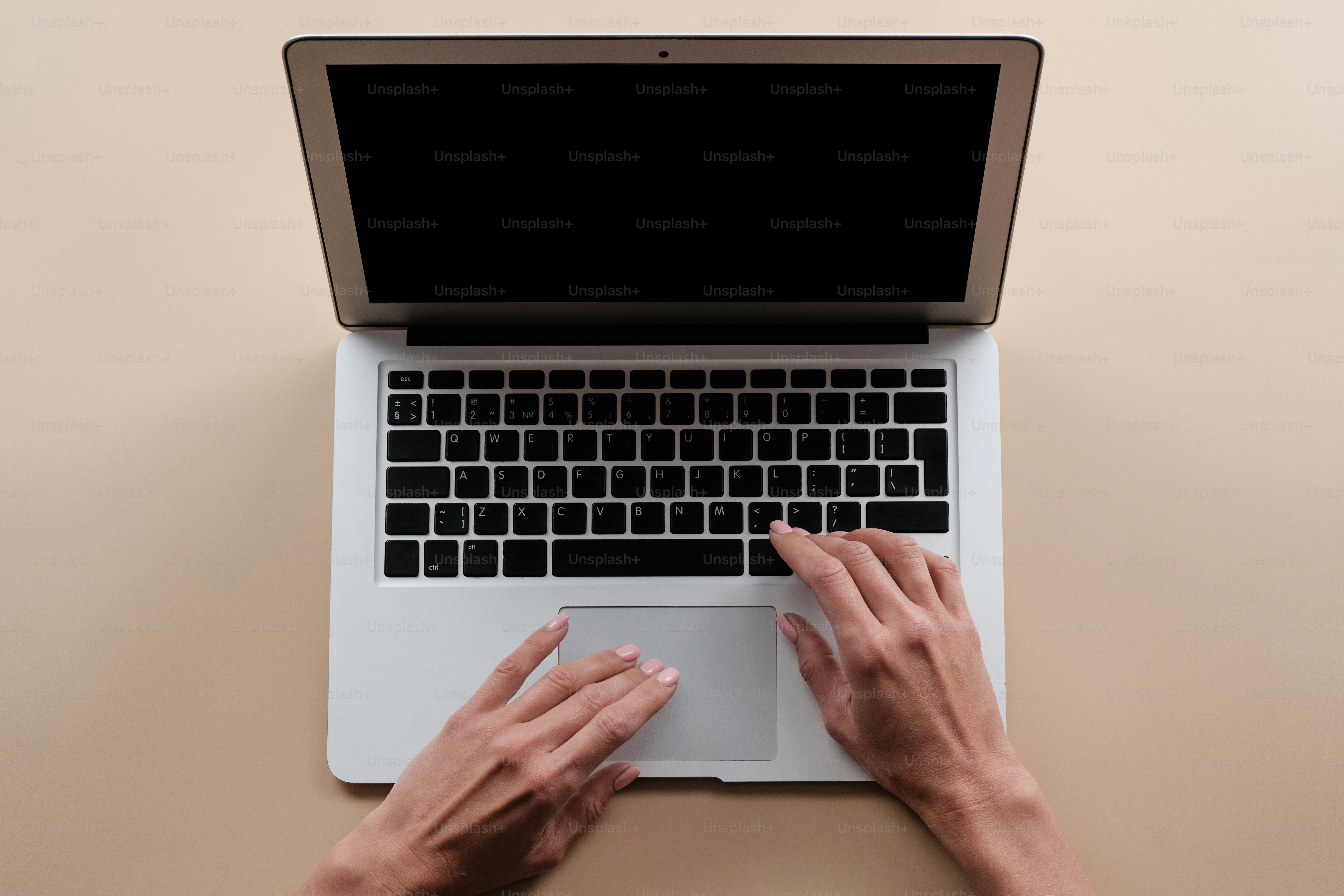 A person typing on a laptop on a desk photo – Computer Image on Unsplash