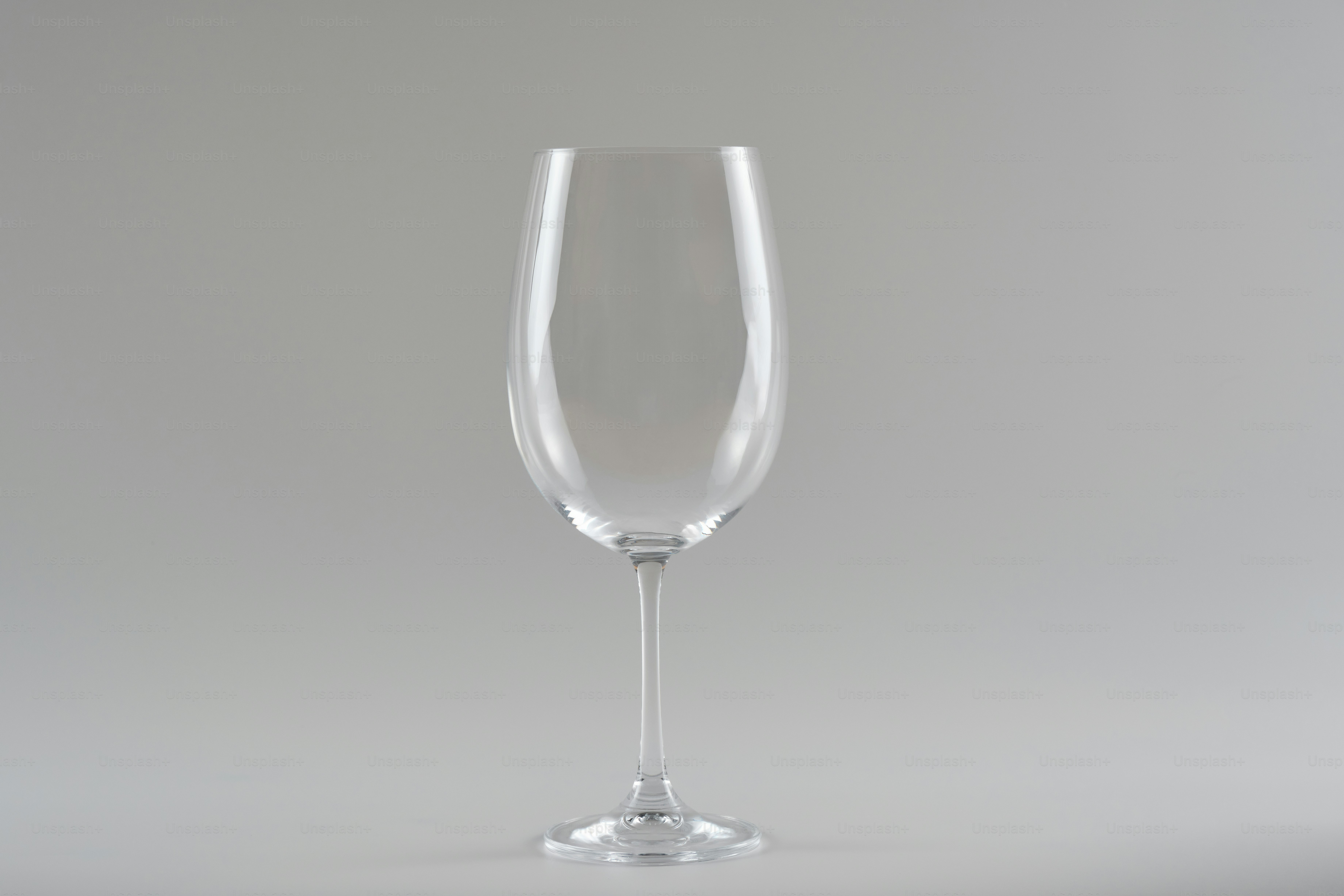 A wine glass sitting on top of a table photo – Wine glass Image on Unsplash