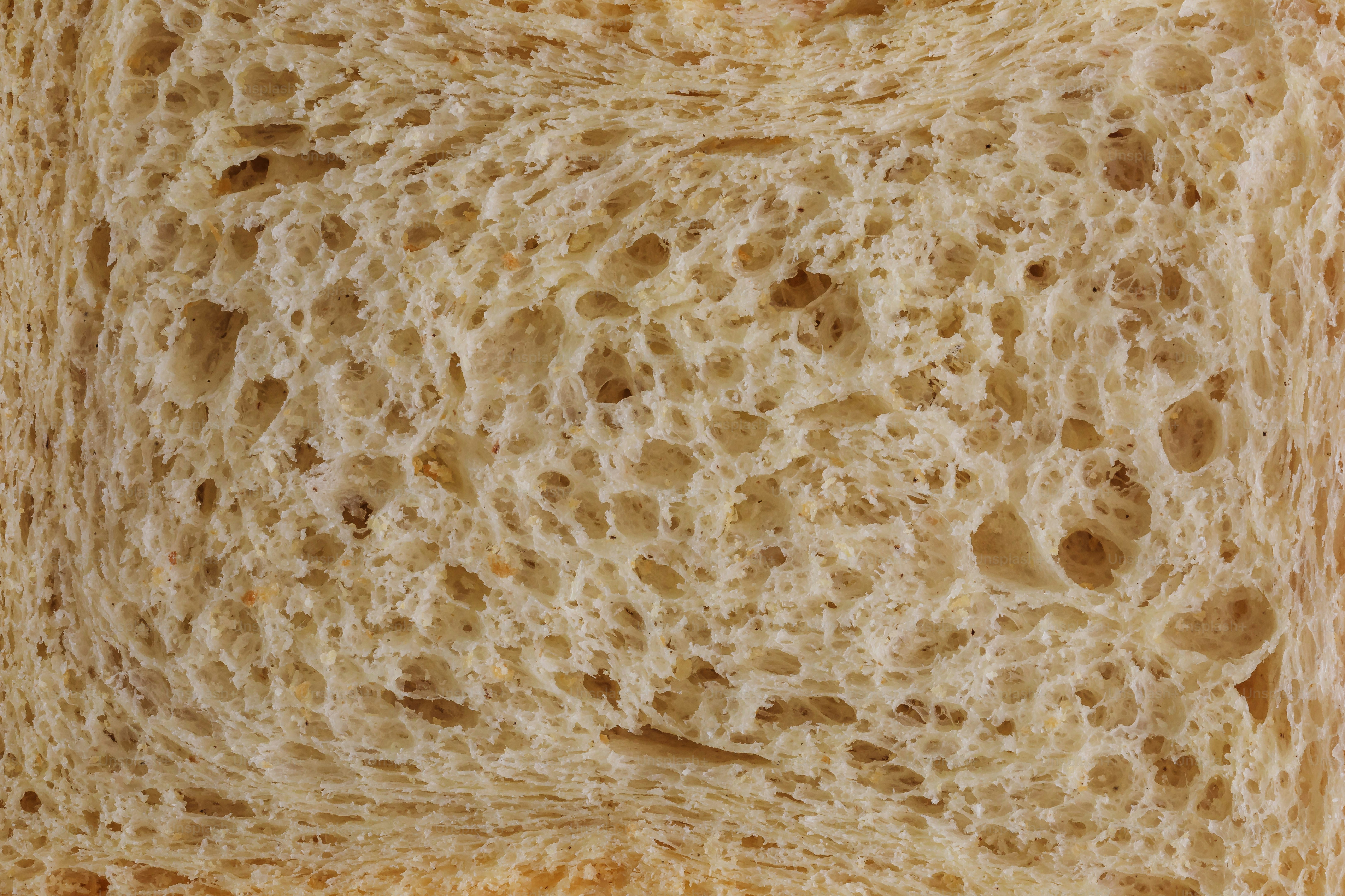 Un primer plano de un trozo de pan foto – Imagen de Víveres en Unsplash