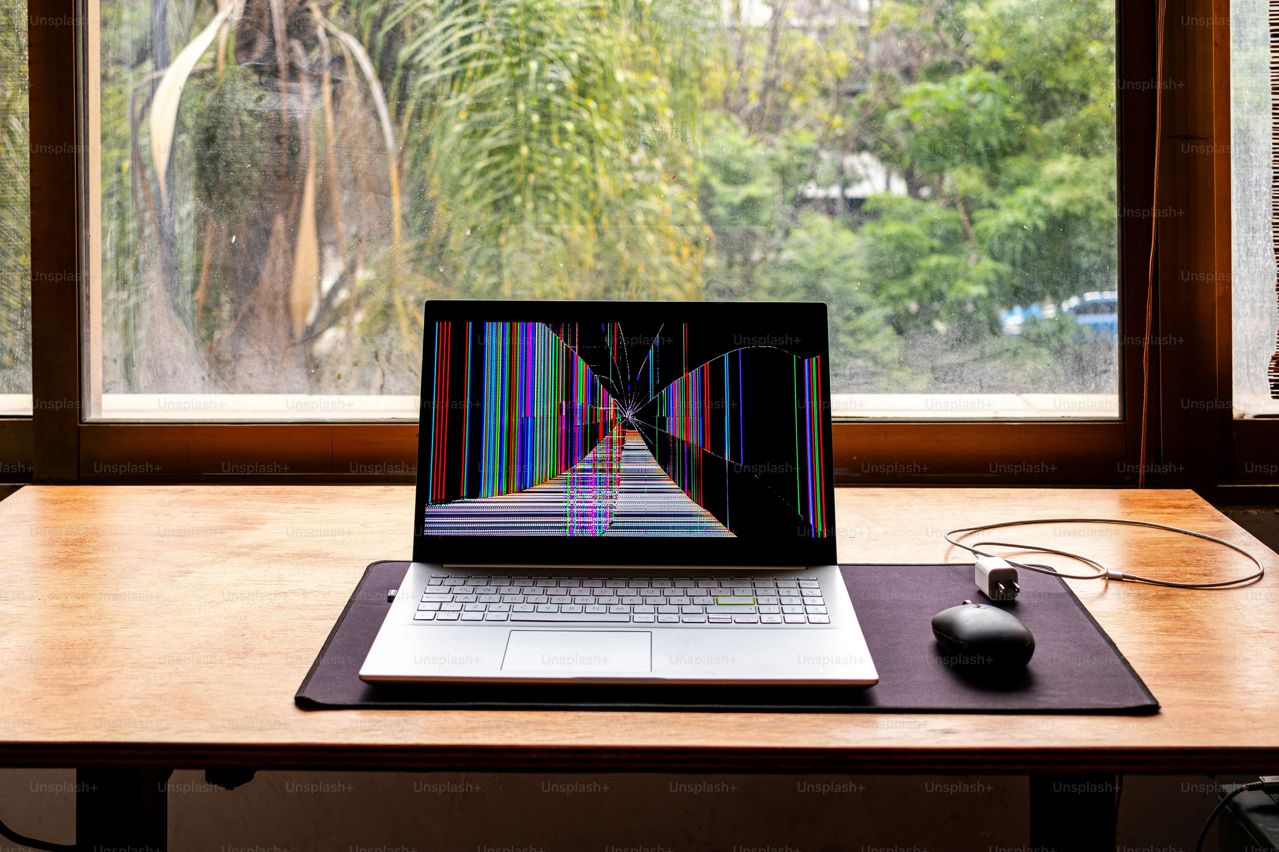 Una computadora portátil encima de un escritorio de madera foto ...