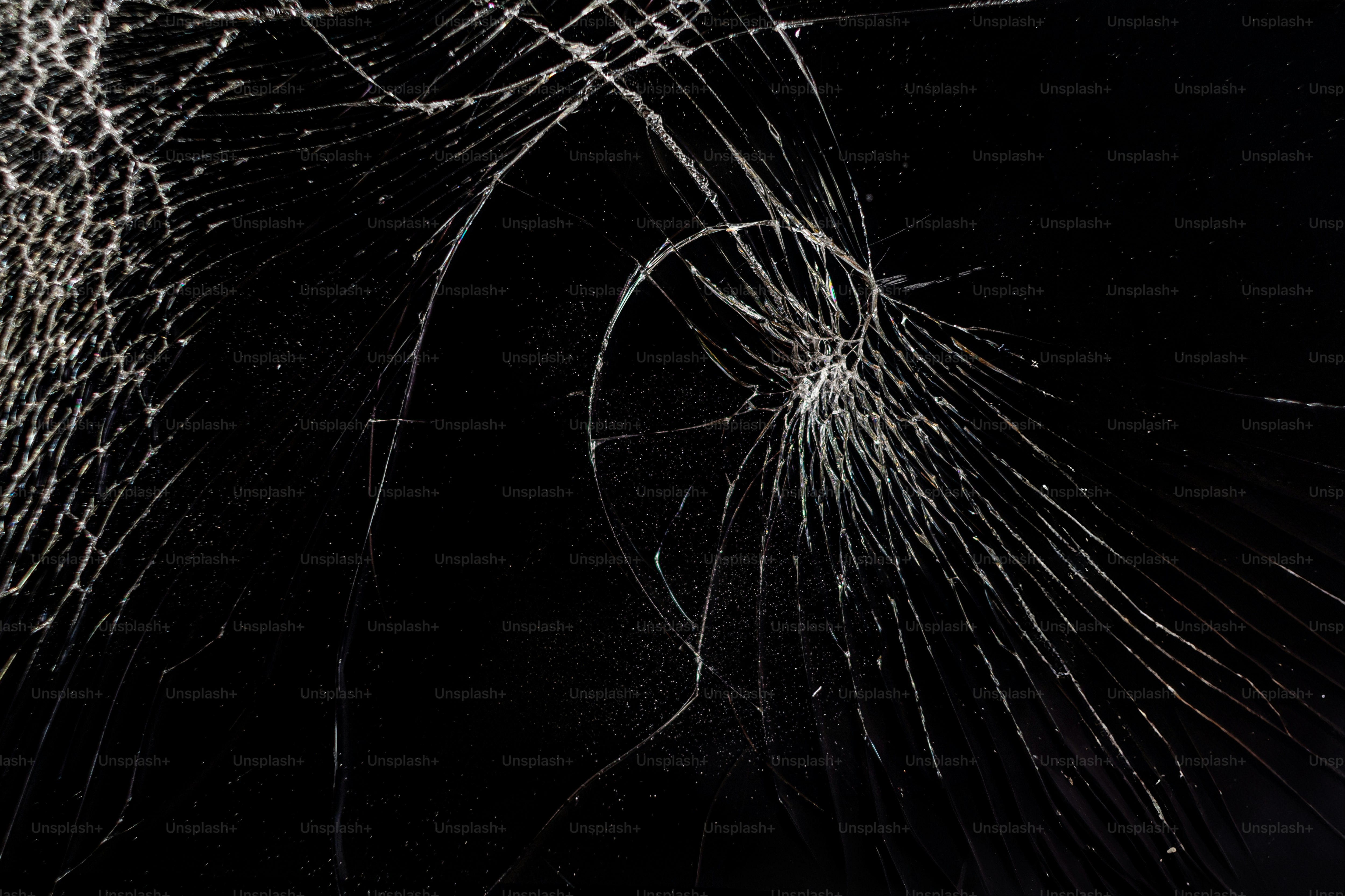 黒い背景のひび割れたガラス窓の写真 – Unsplashの壊れたデバイスの画像