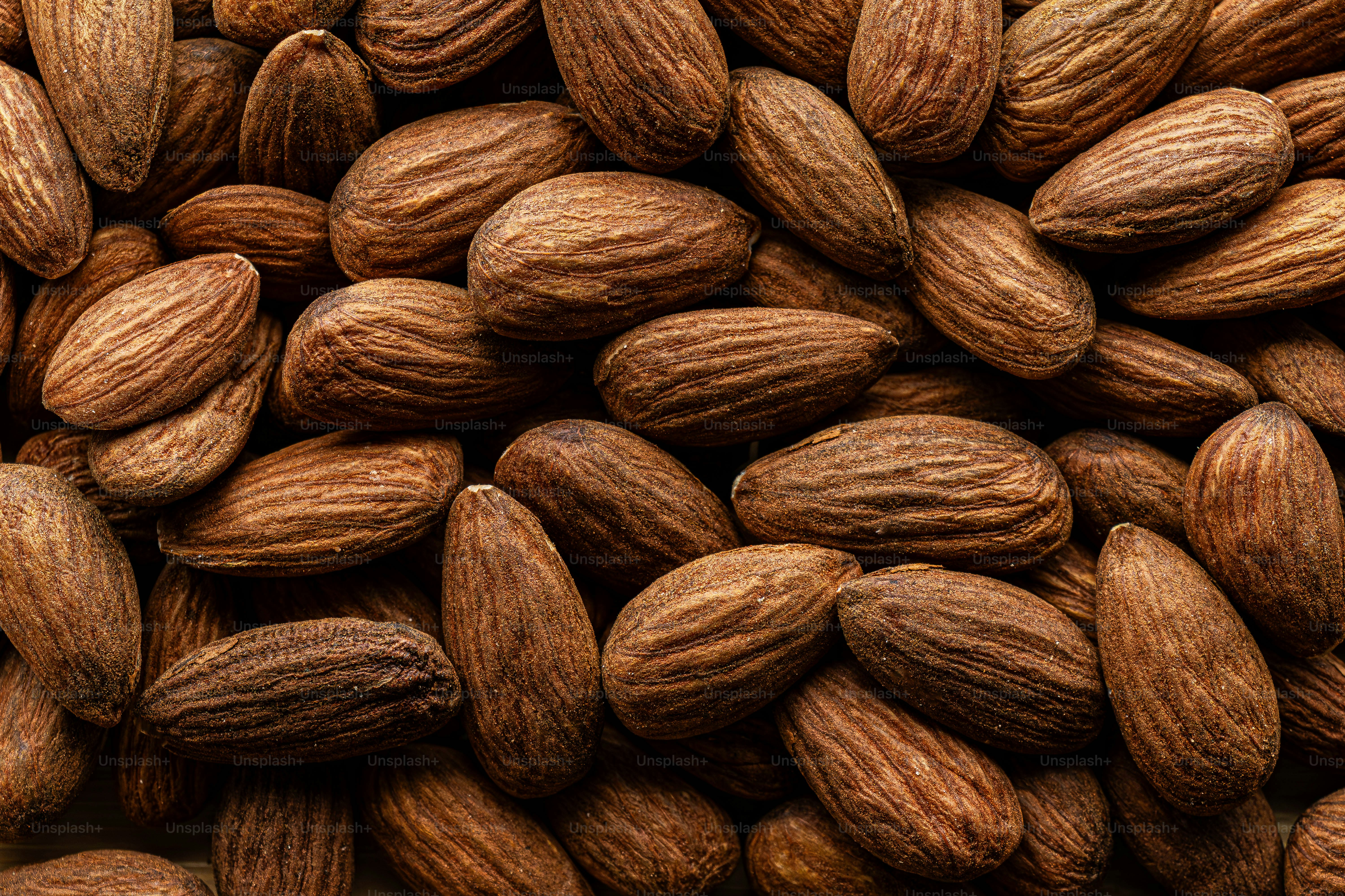 Un tas de cacahuètes posées les unes à côté des autres photo – Image de ...