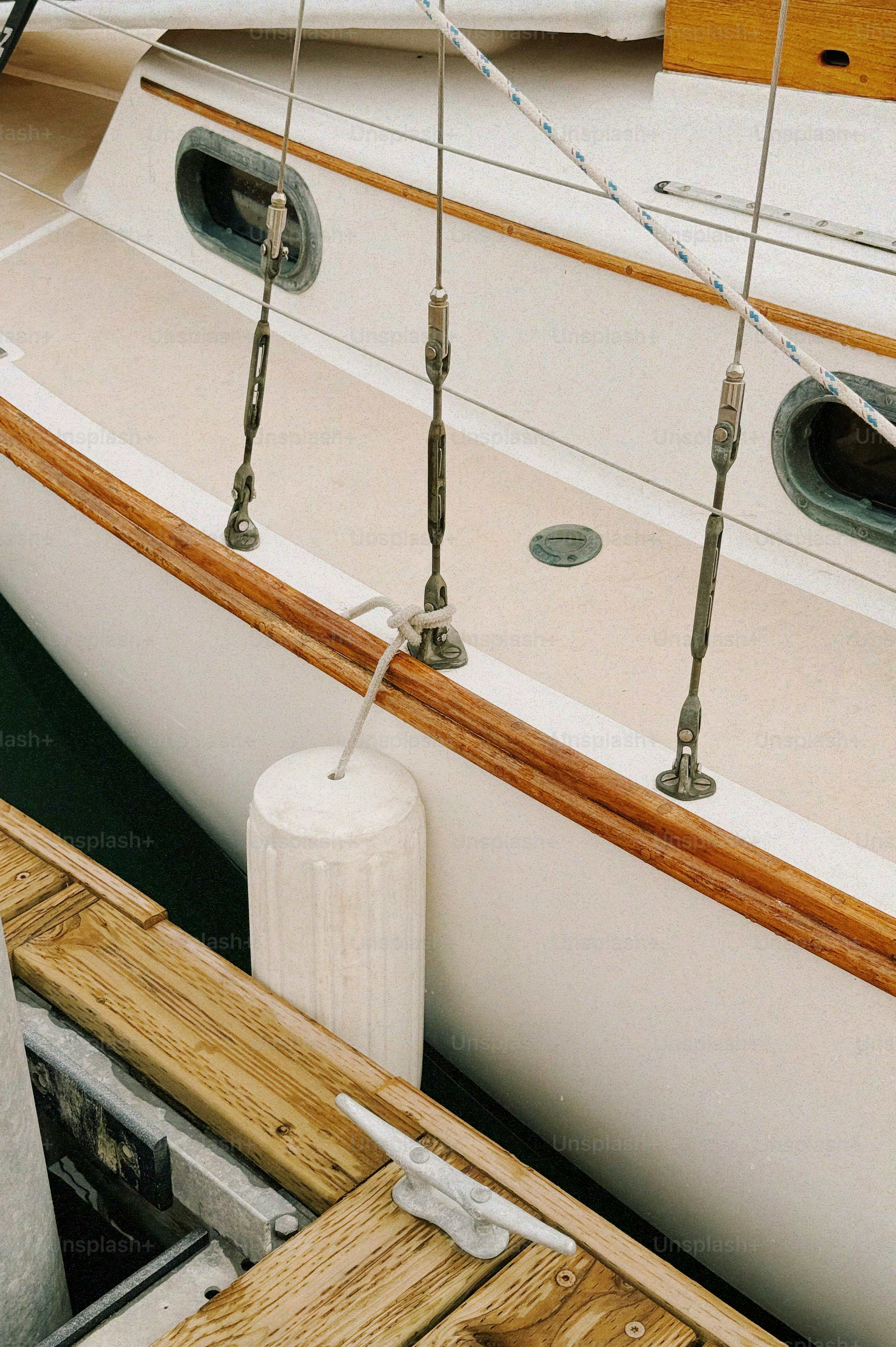 A white sailboat docked at a dock photo – Travel Image on Unsplash