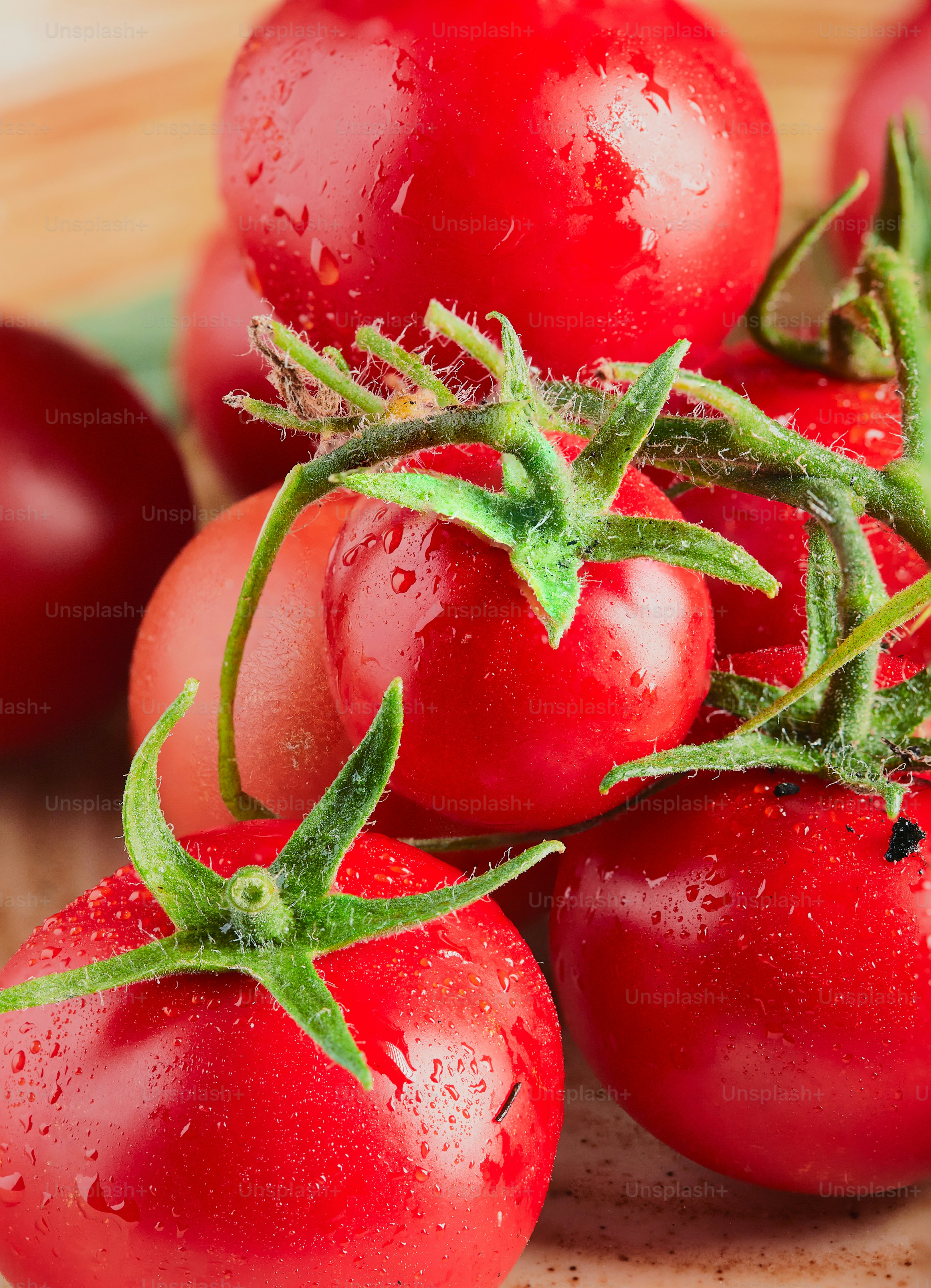 Un gros plan d’un bouquet de tomates sur une table photo – Image de ...