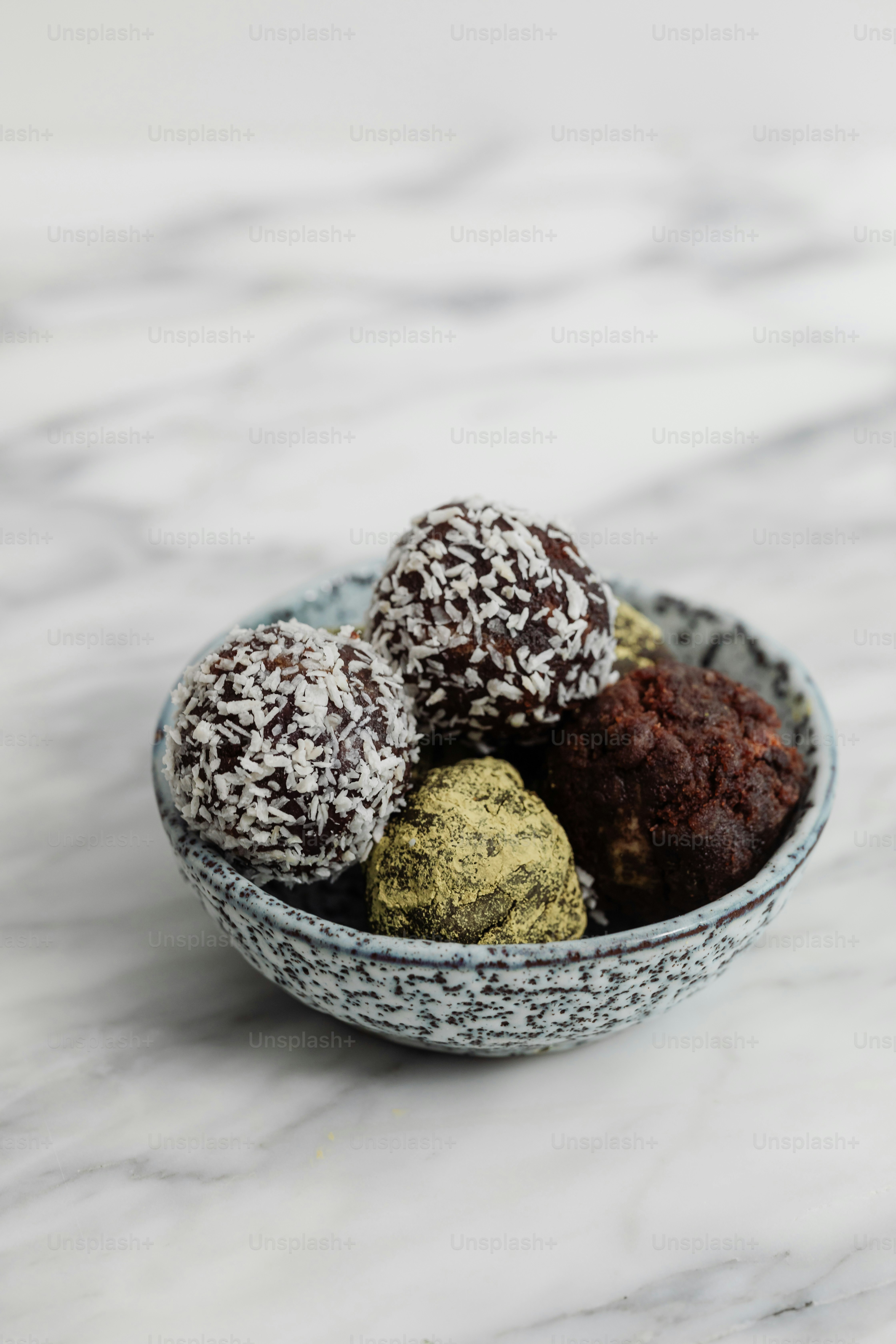 Un plato blanco cubierto con rosquillas cubiertas de chocolate foto ...