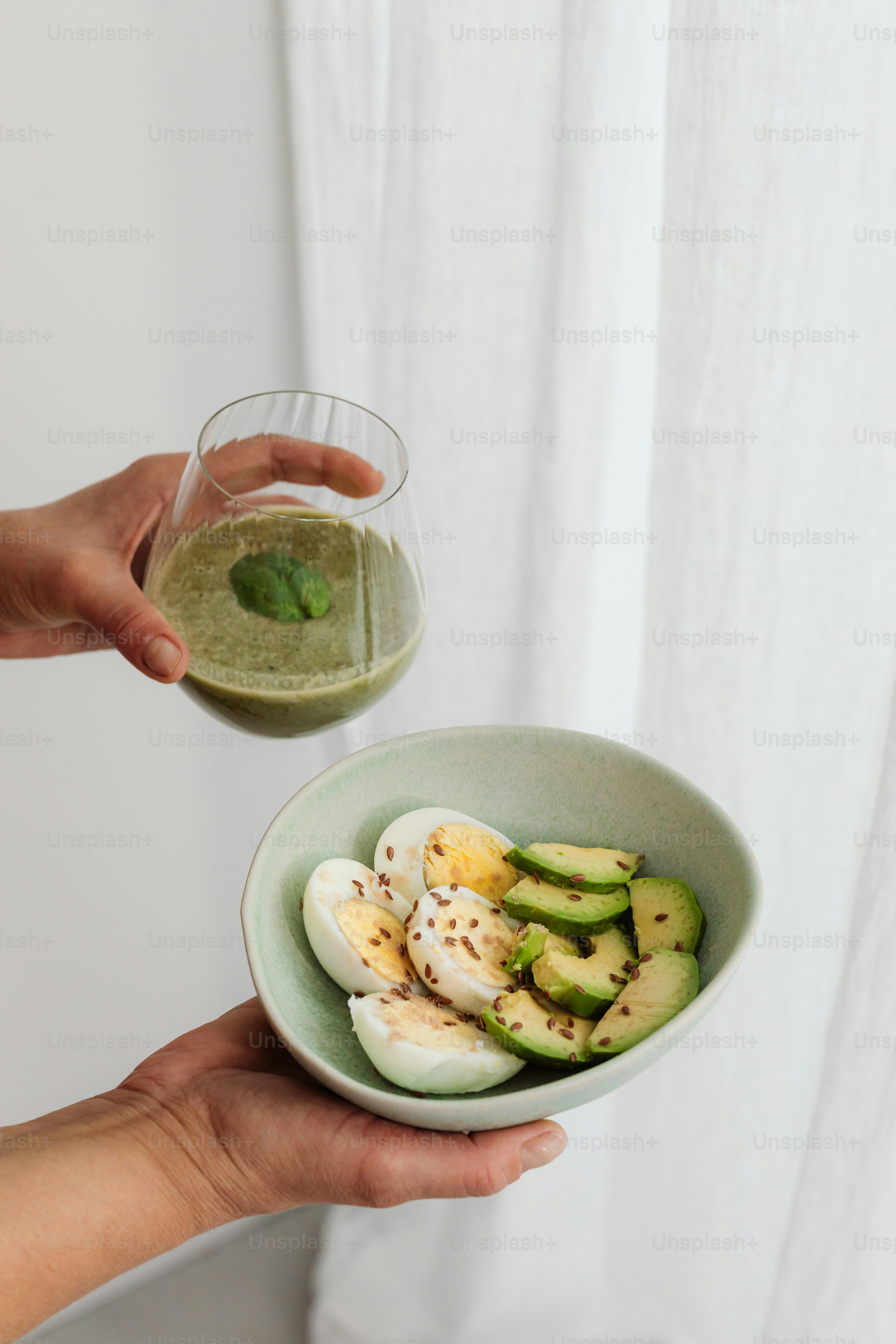 Un plato blanco cubierto con rosquillas cubiertas de chocolate foto ...