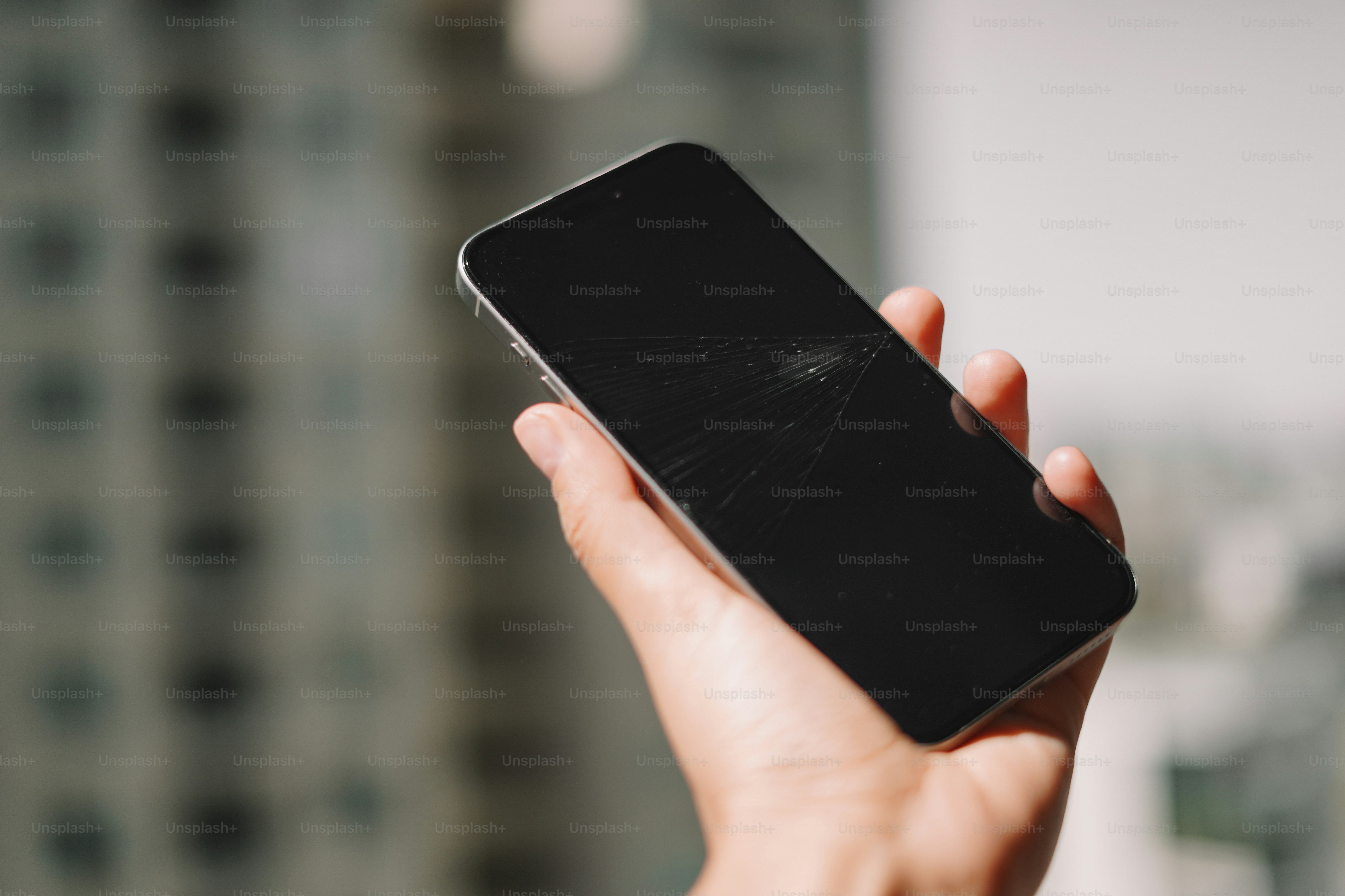 A person holding a cell phone in their hand photo – Screen Image on ...