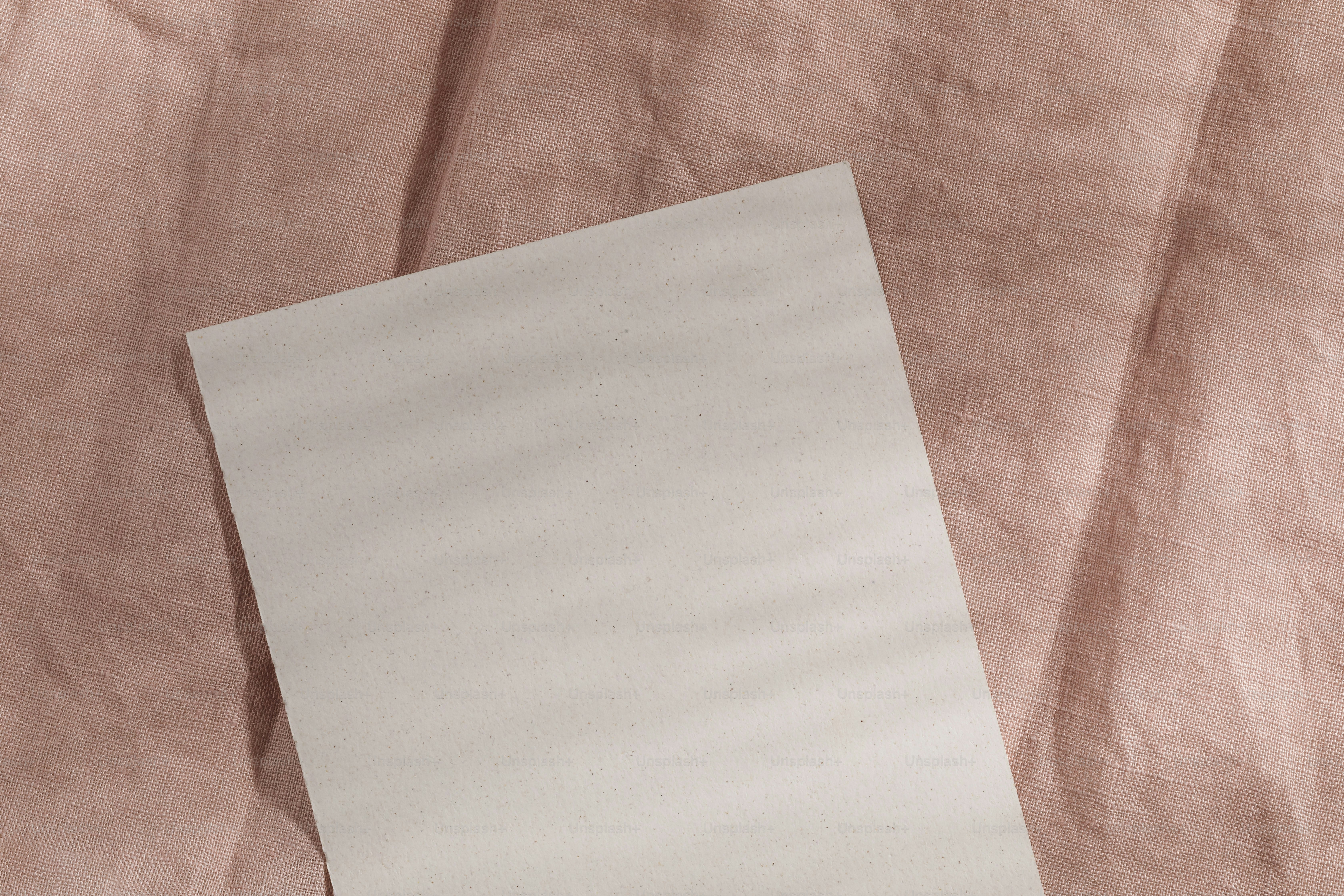 Un pedazo de papel encima de un pedazo de tela foto – Imagen de Fondo ...
