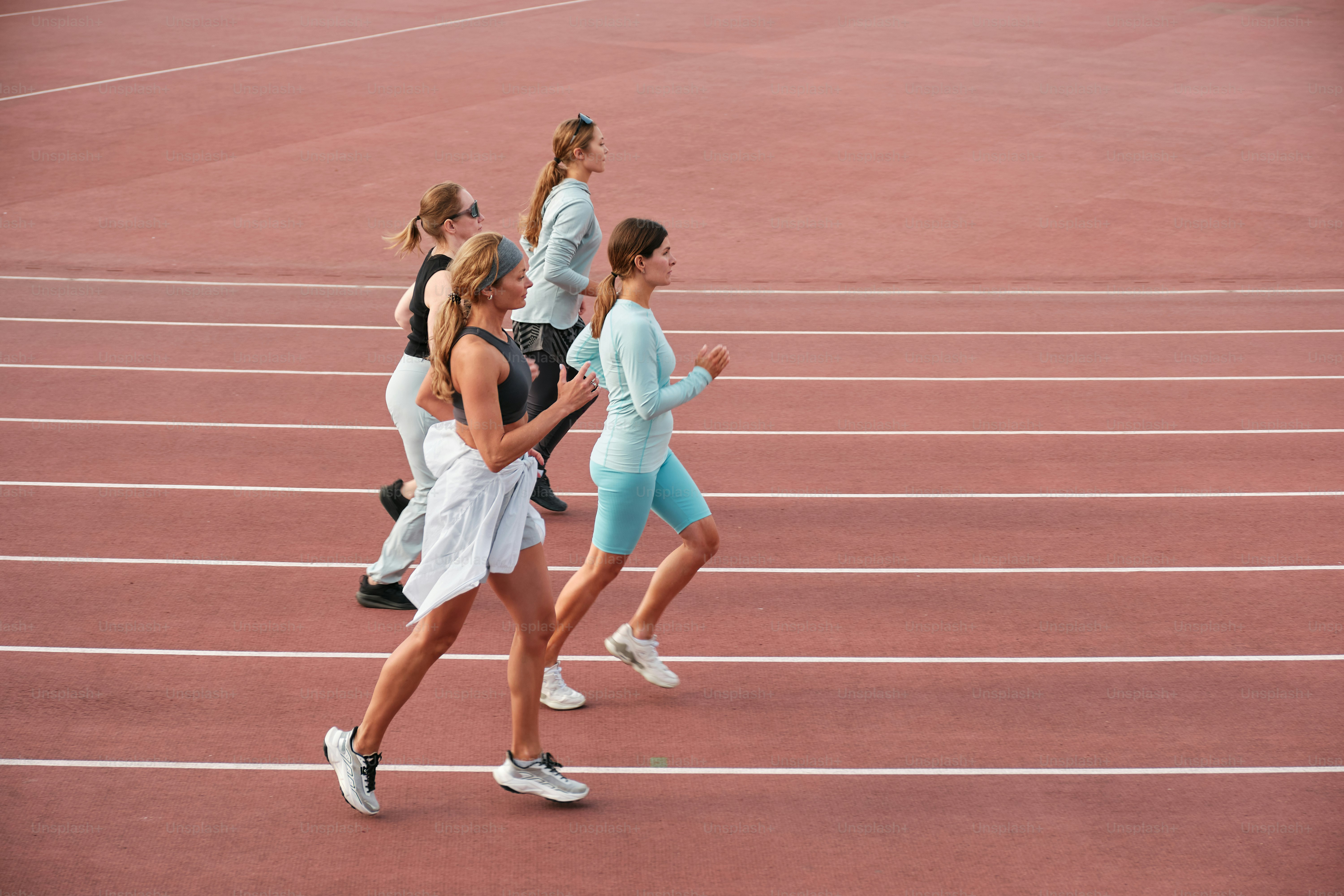 A blurry photo of a group of people running photo – Fitness Image on ...