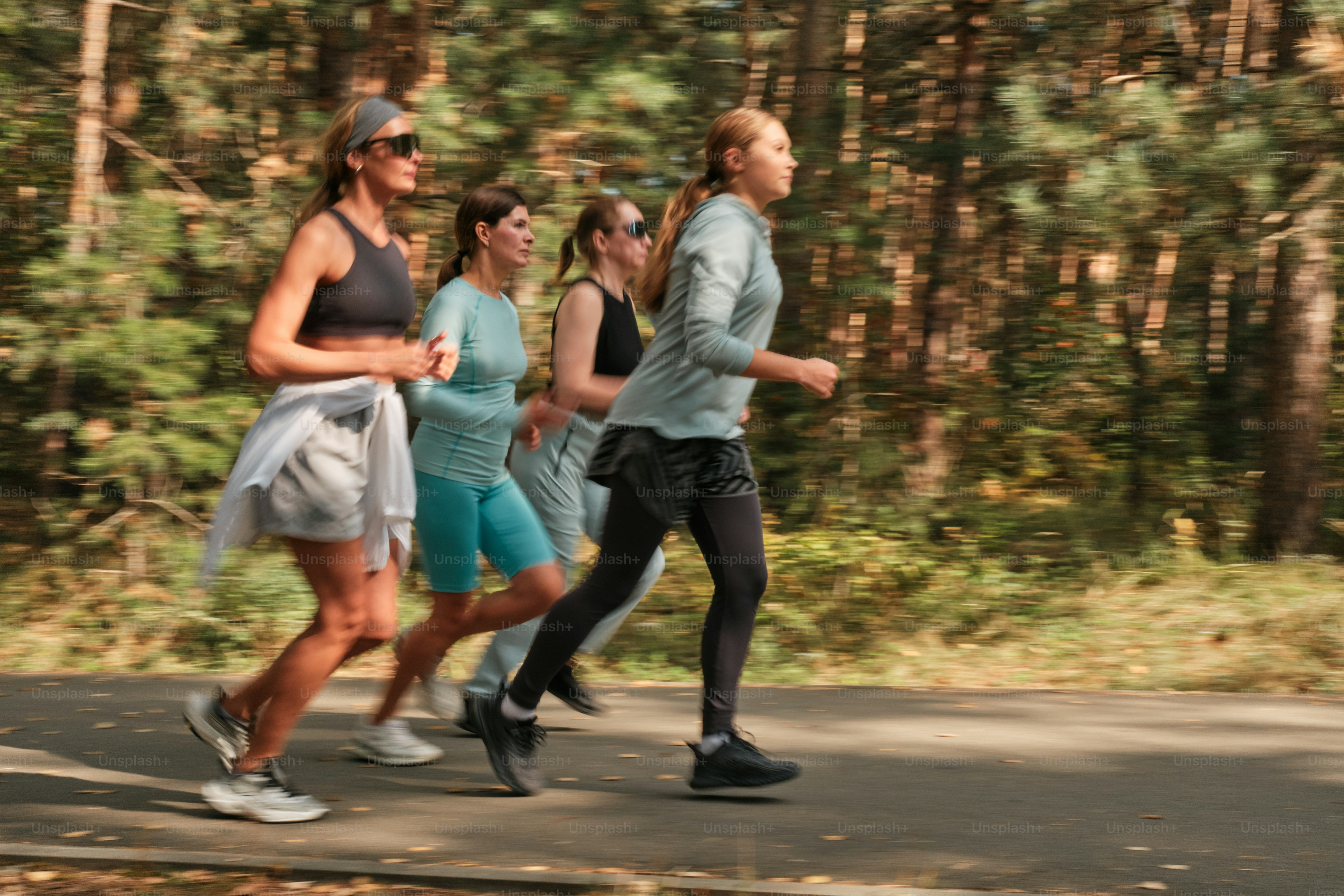 A blurry photo of a group of people running photo – Fitness Image on ...