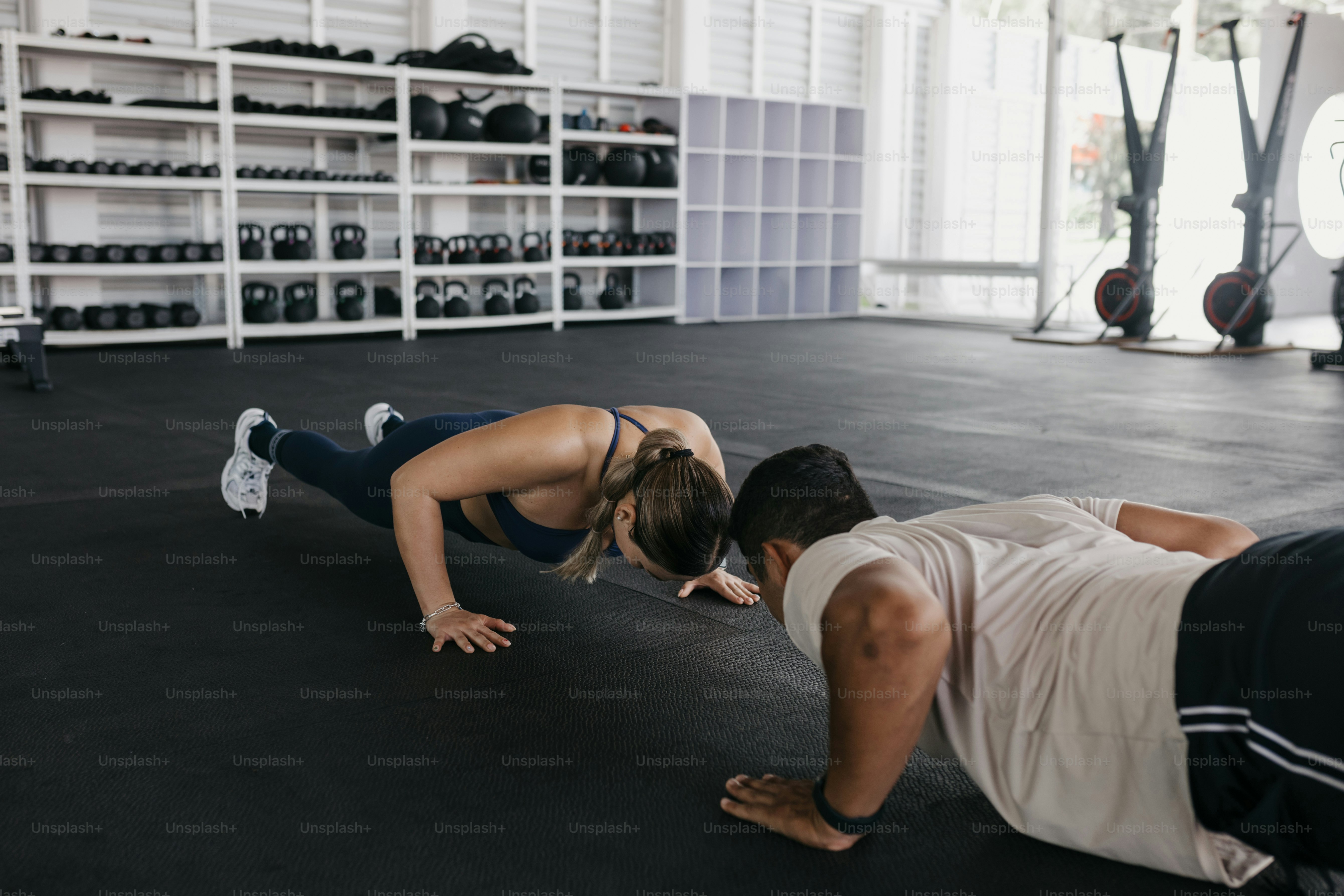 Two people doing push ups in a gym photo – Personal training Image on ...