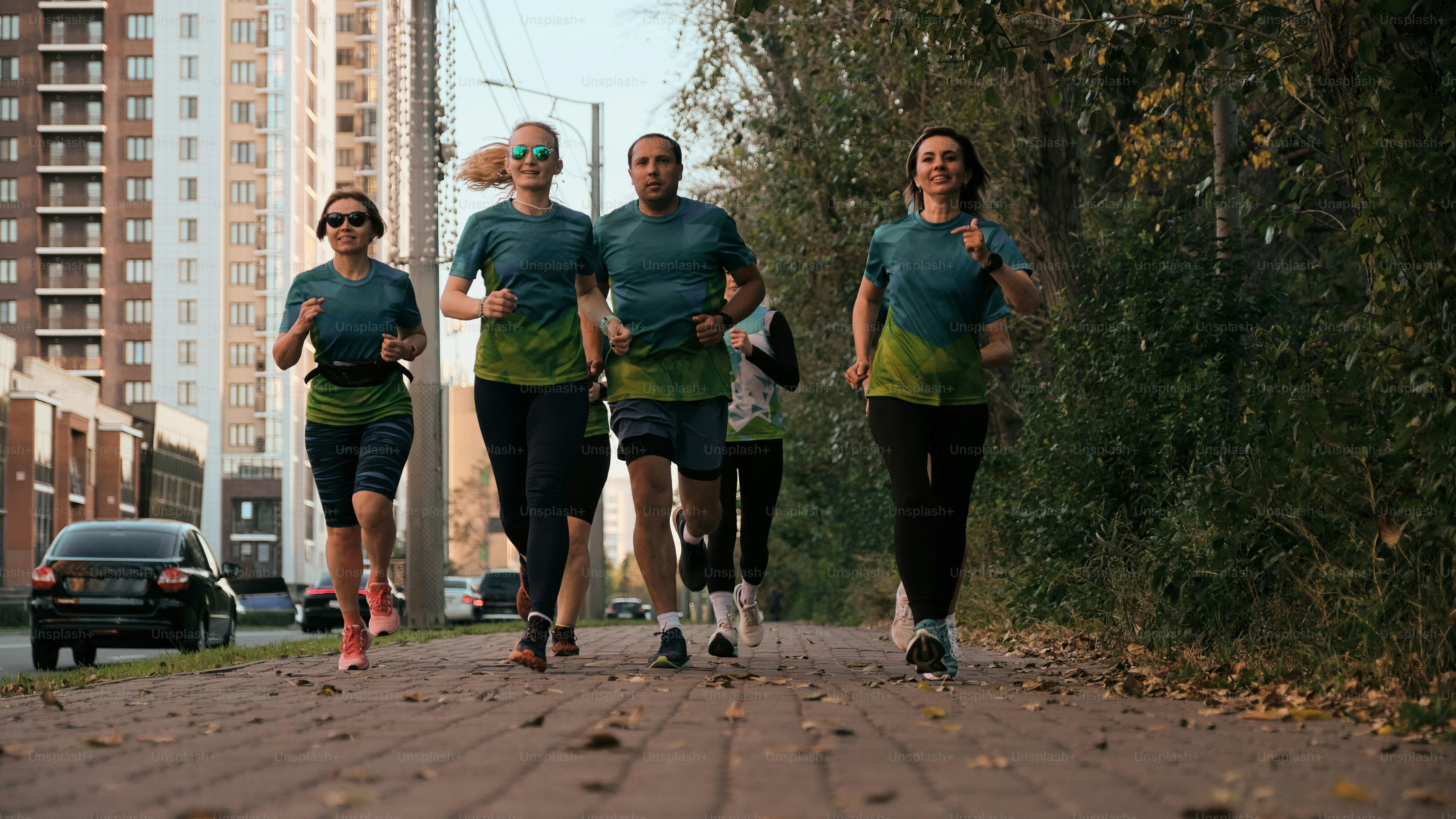A group of people running down a street photo – Fitness Image on Unsplash