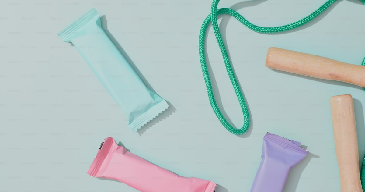 テーブルの上にある色とりどりのプラスチックアイテムのグループの写真 Unsplashの健康食品の画像