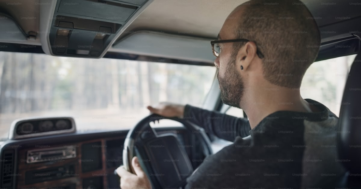 ロードトリップ旅行のコンセプトを運転する男の写真 Unsplashの車の画像
