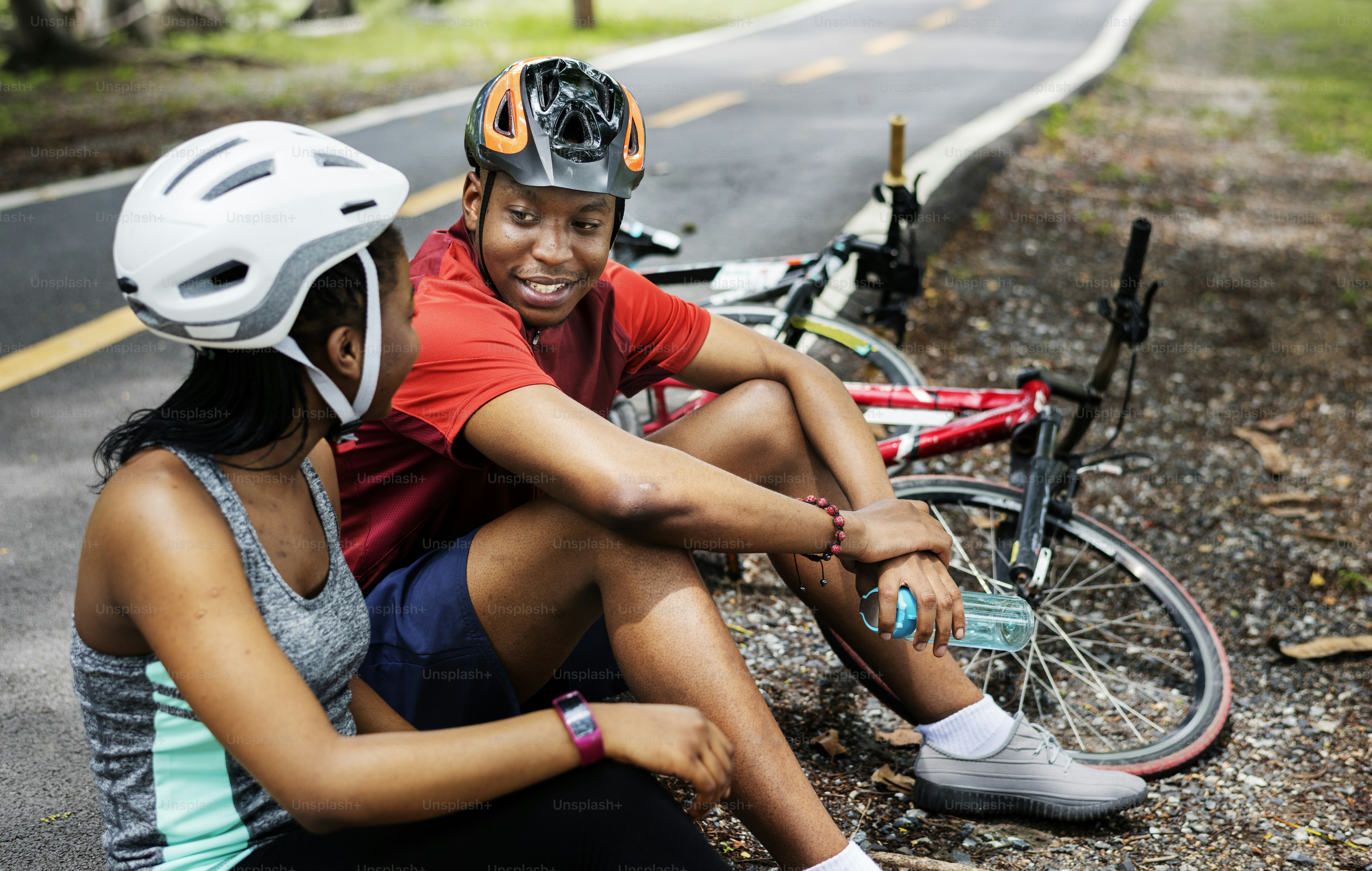 Cyclist couple resting in a park photo – Fitness Image on Unsplash