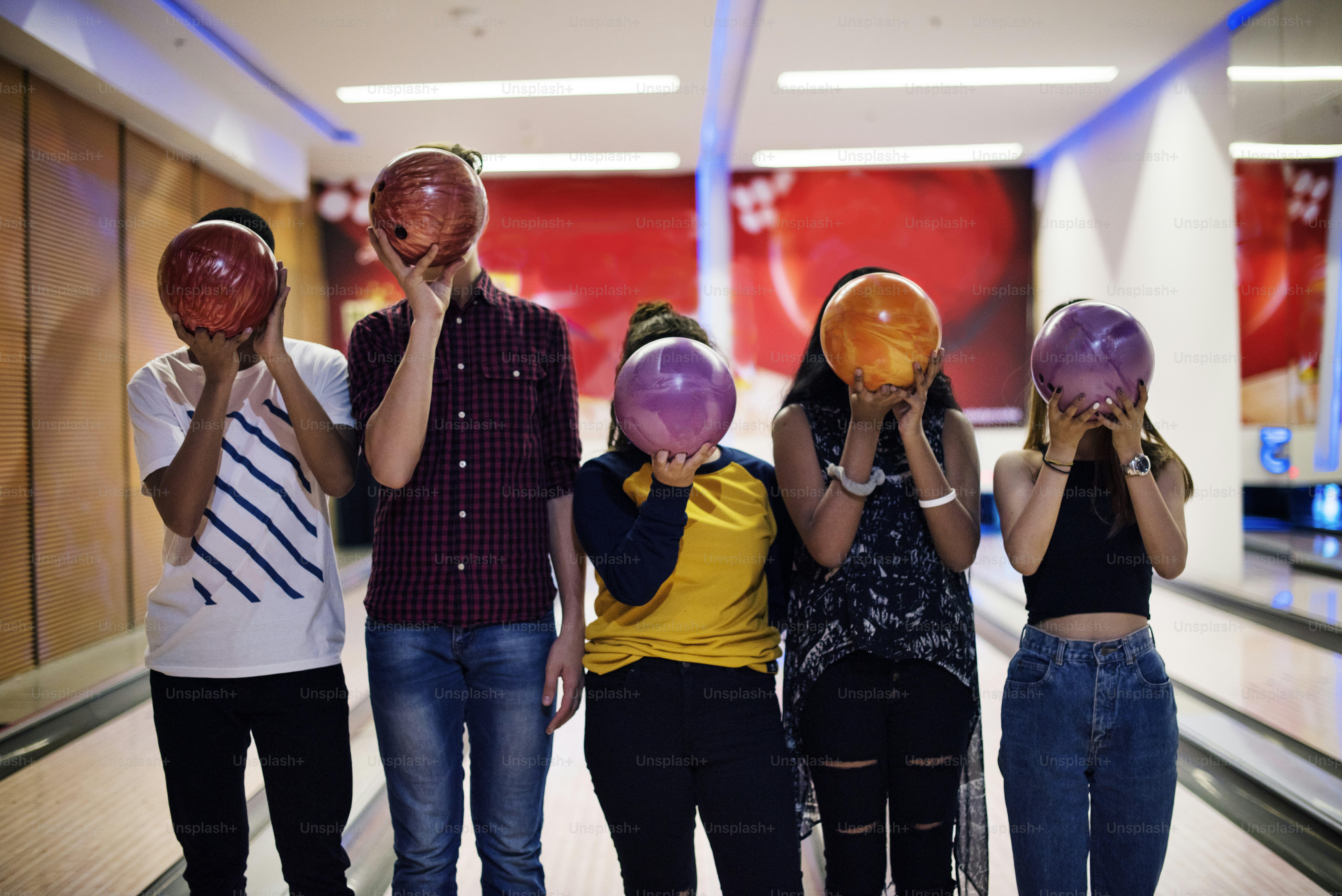 Friends bowling together indoors photo – Match - sport Image on Unsplash