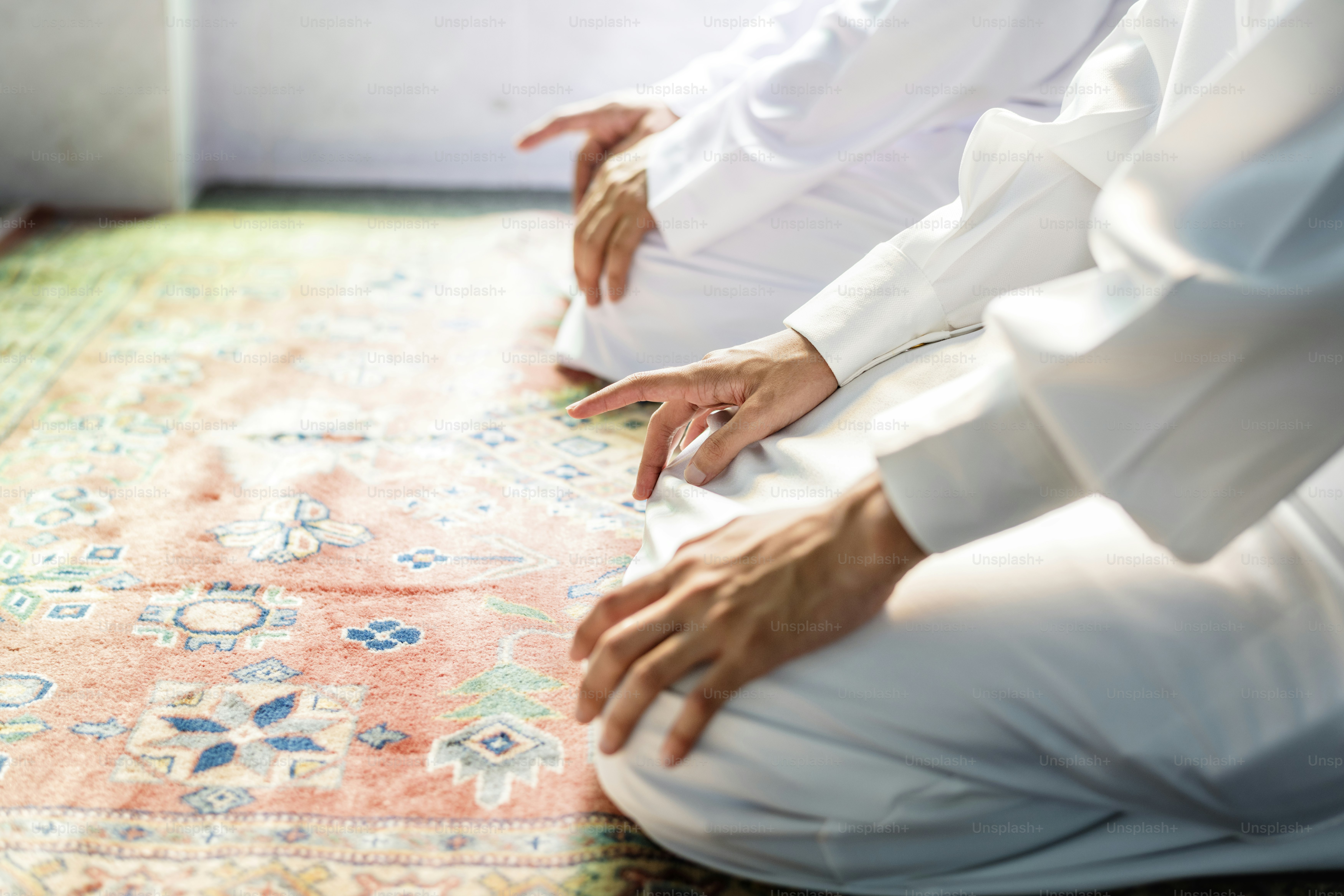 Muslim men praying in Tashahhud posture photo – Tradition Image on Unsplash