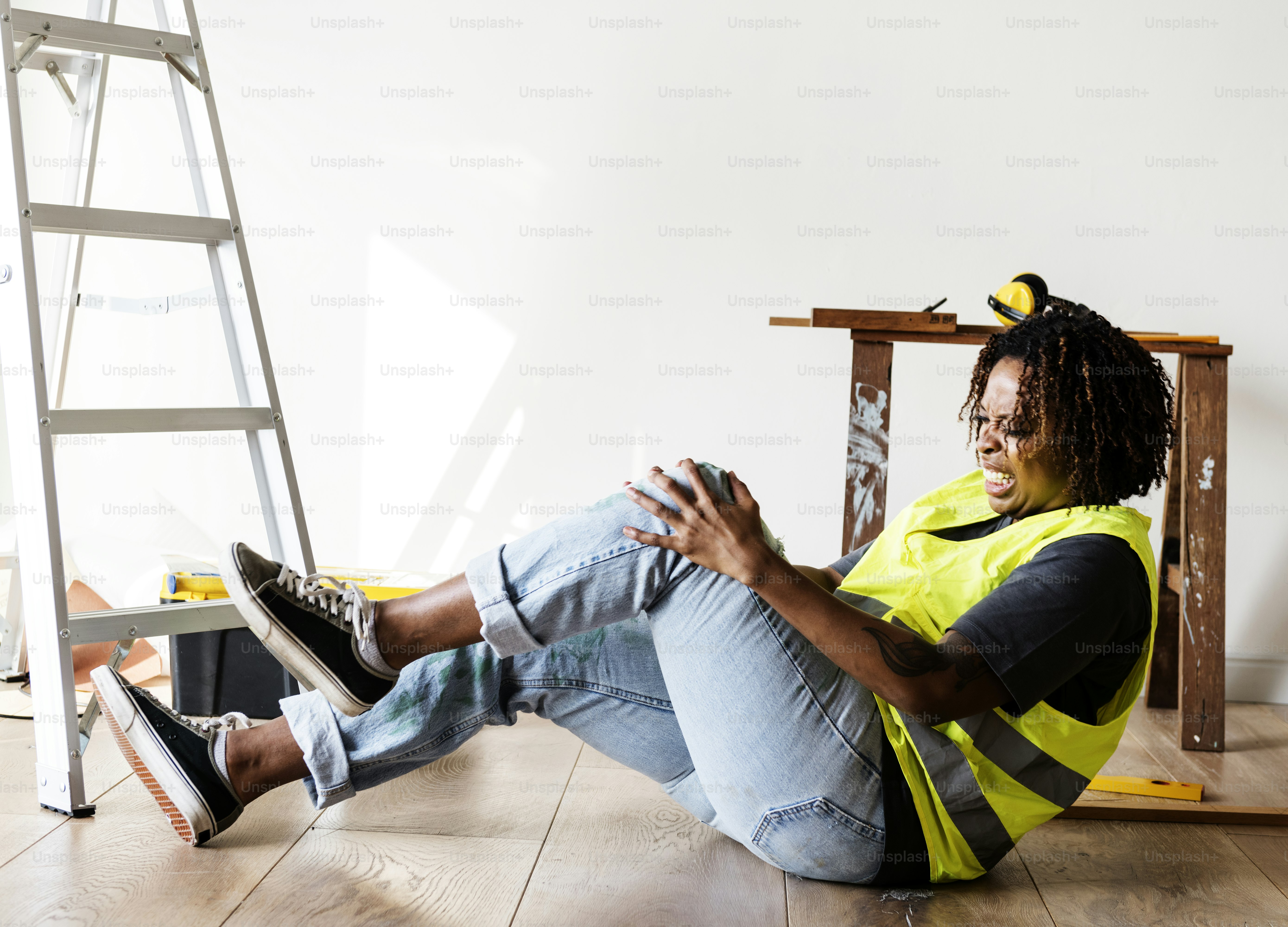 A person getting injured photo – Person of color Image on Unsplash