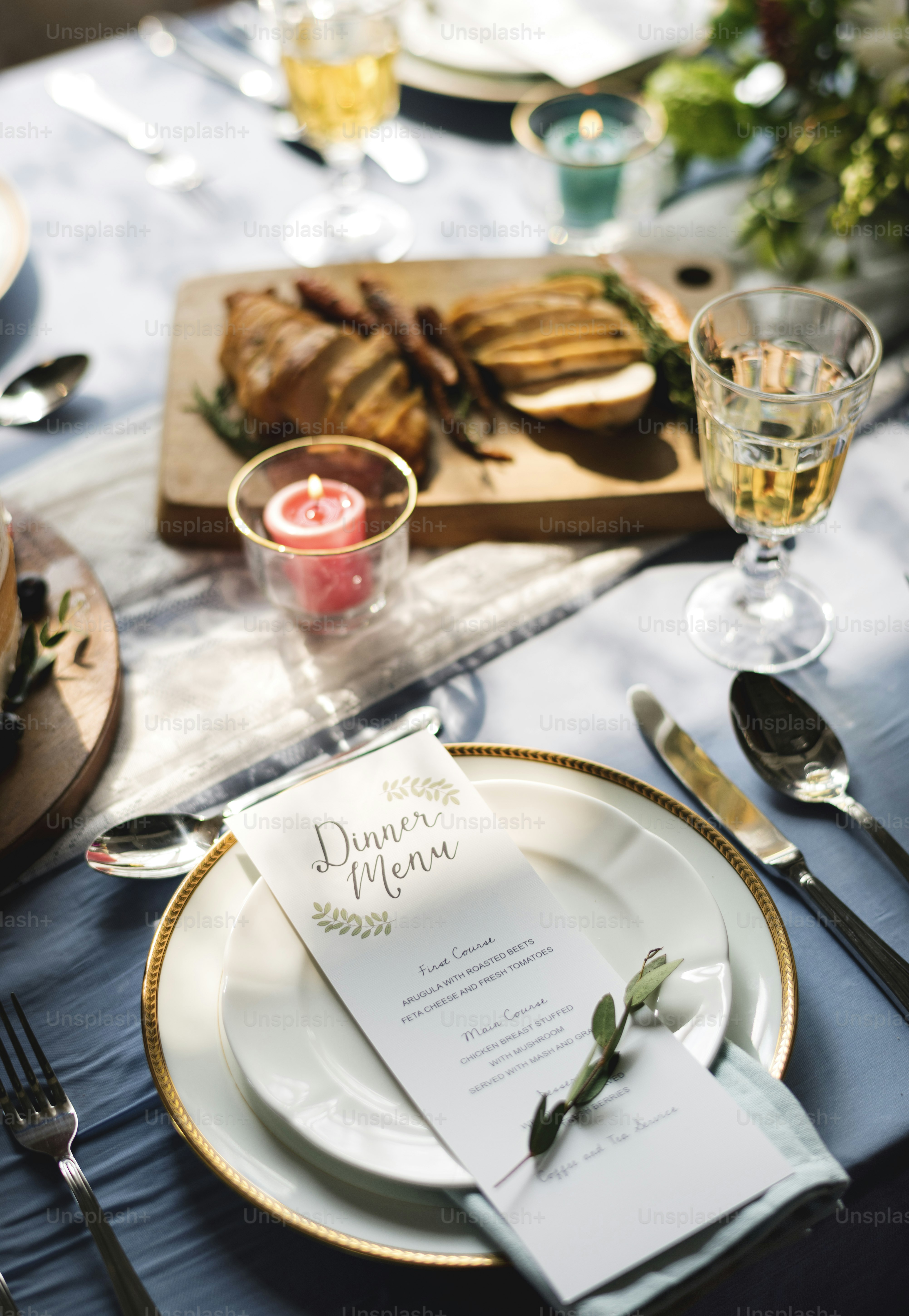 Menú de la cena en platos Puesta en la mesa foto – Imagen de Comidas en ...
