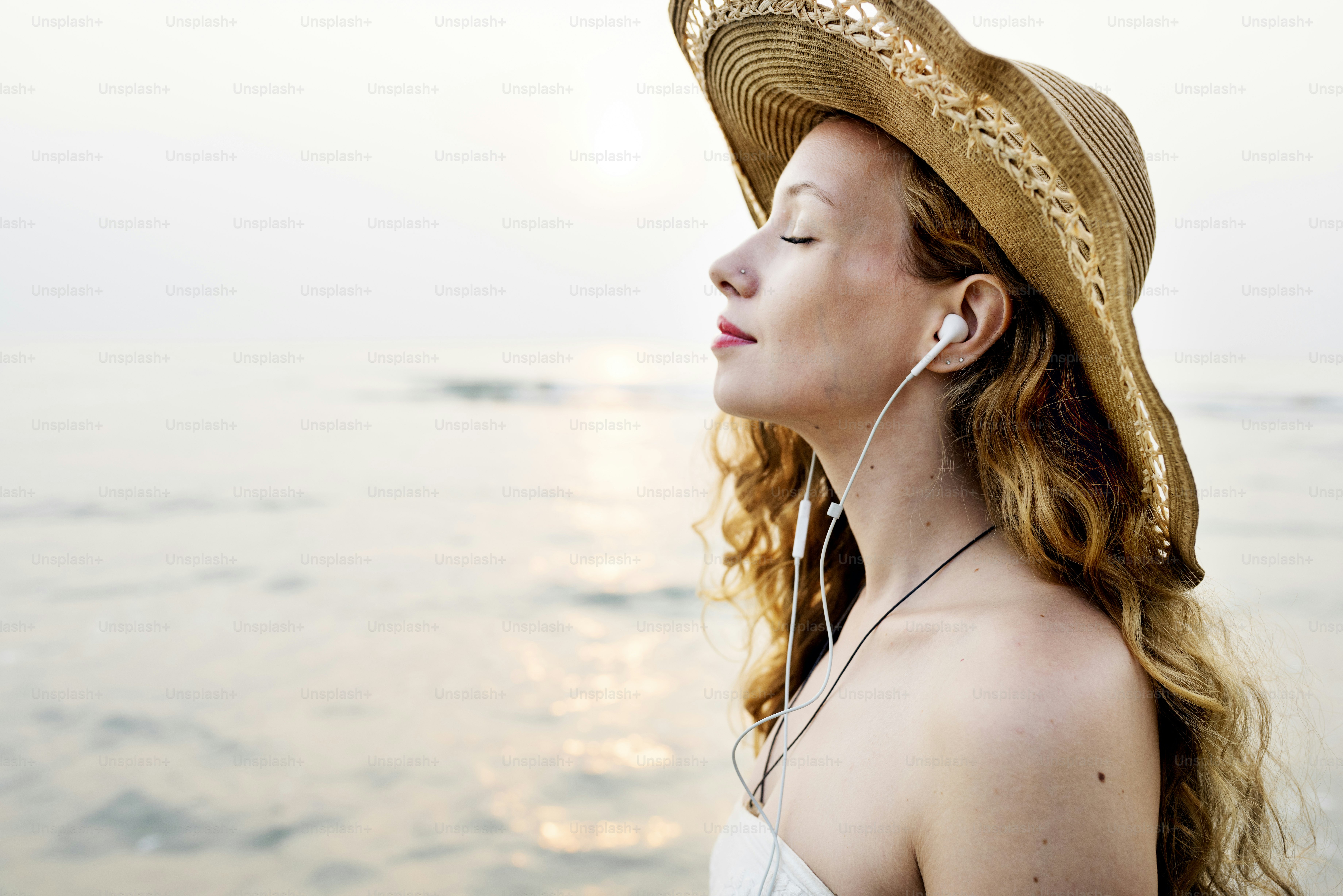 Concepto femenino de relajación en la playa al aire libre foto – Imagen ...