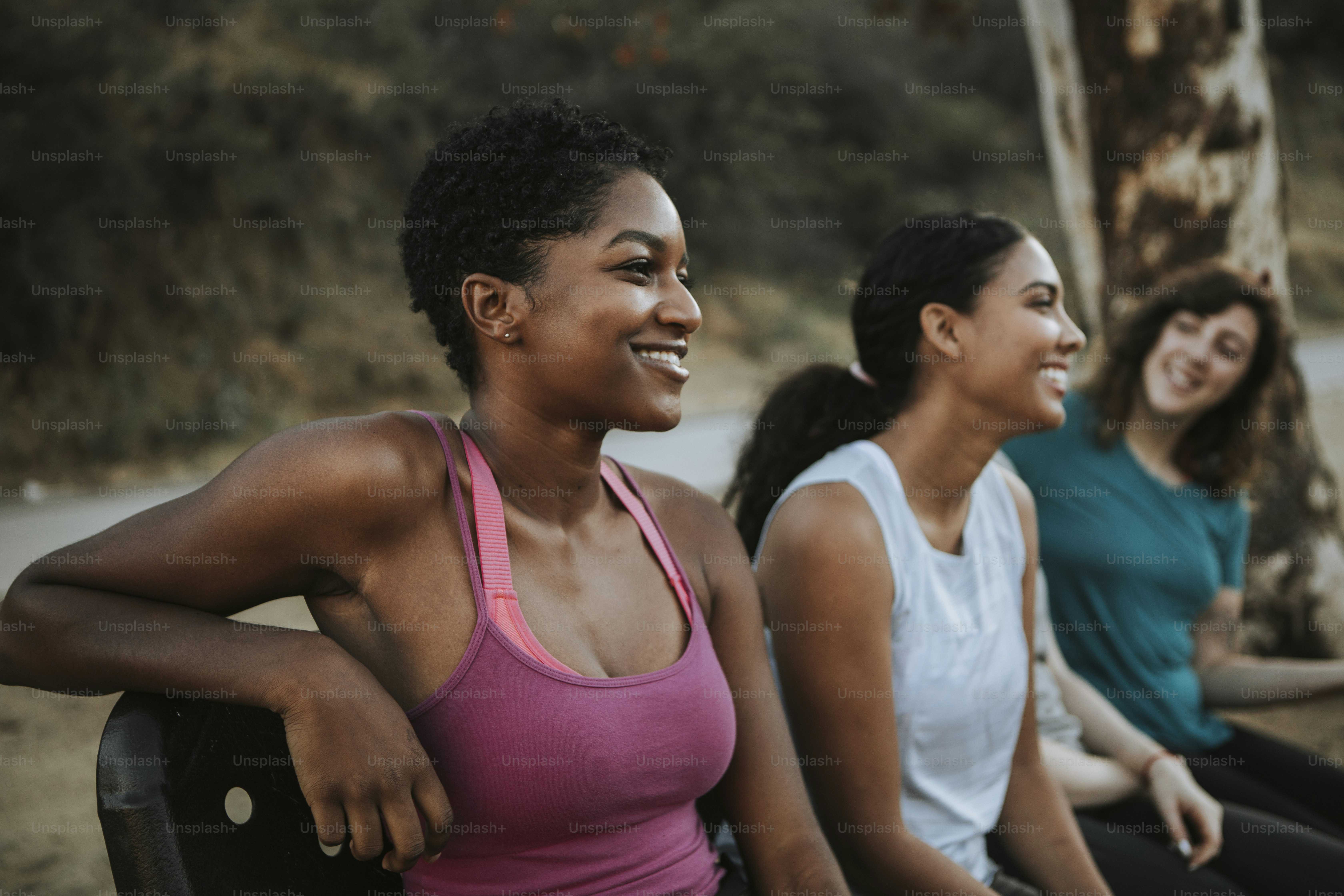 Friends relaxing on a park bench photo – Adult Image on Unsplash