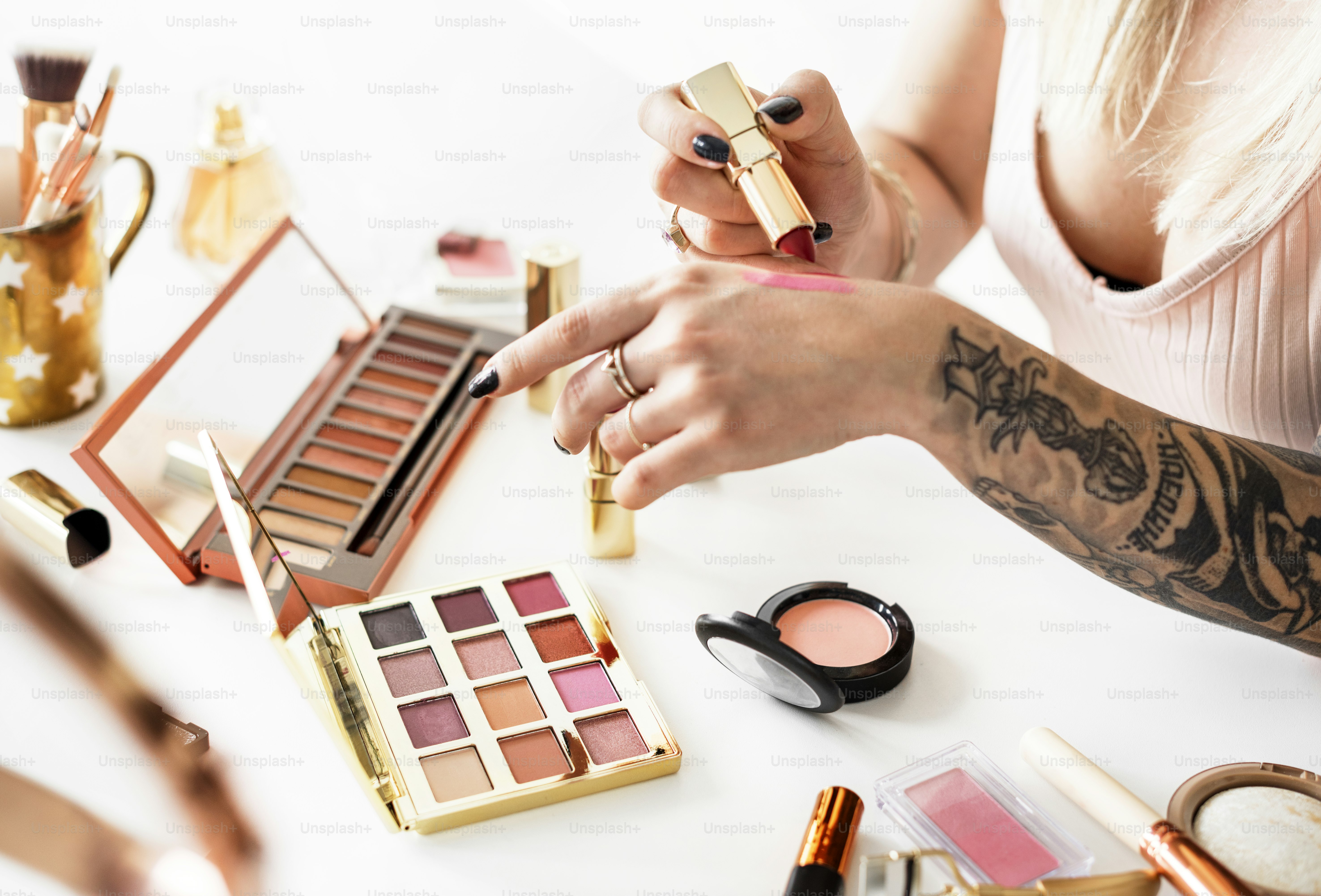 Beauty blogger producing makeup tutorial photo – Fashion Image on Unsplash