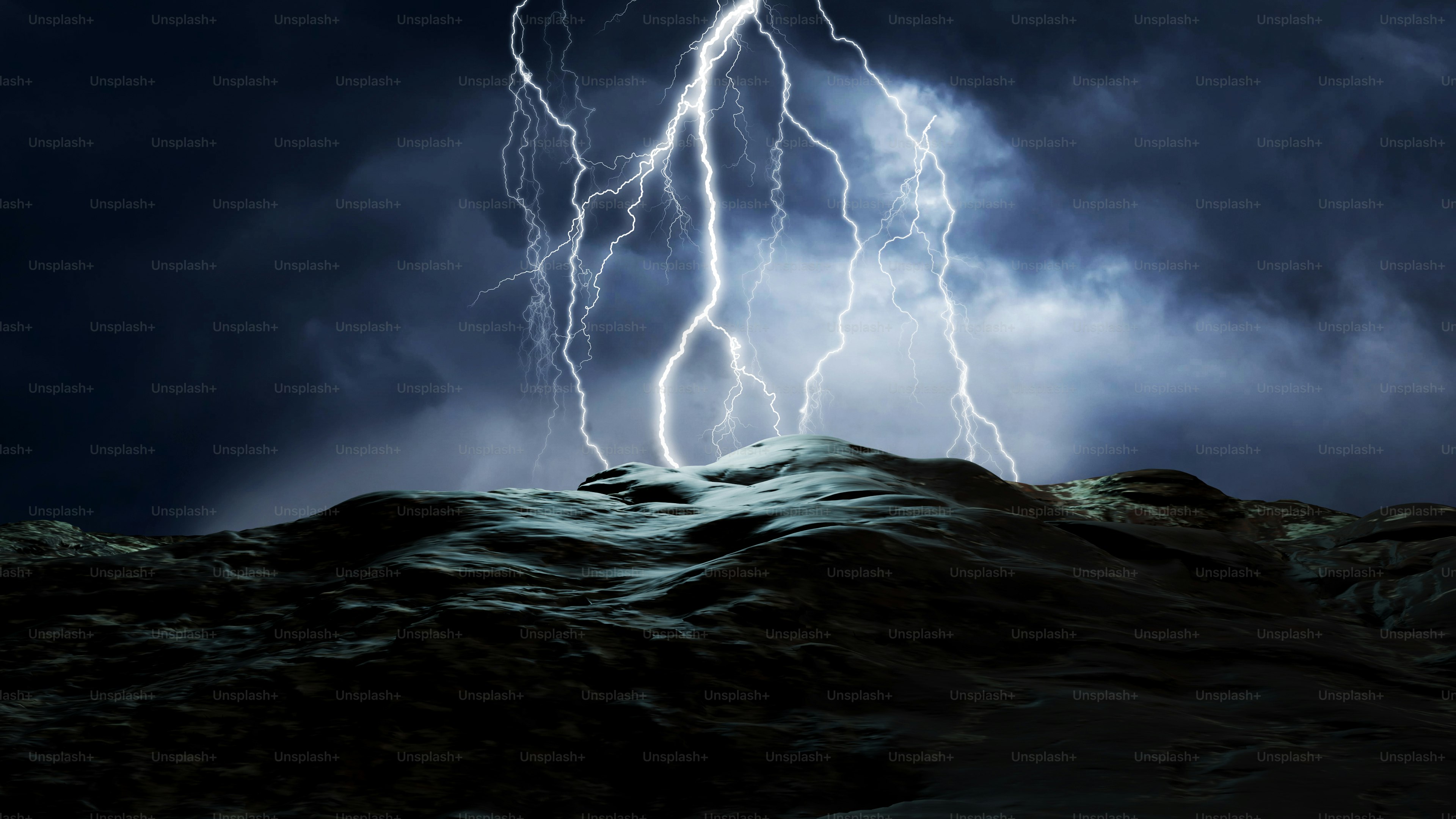 Un rayo cayendo sobre una montaña por la noche foto – Imagen de ...