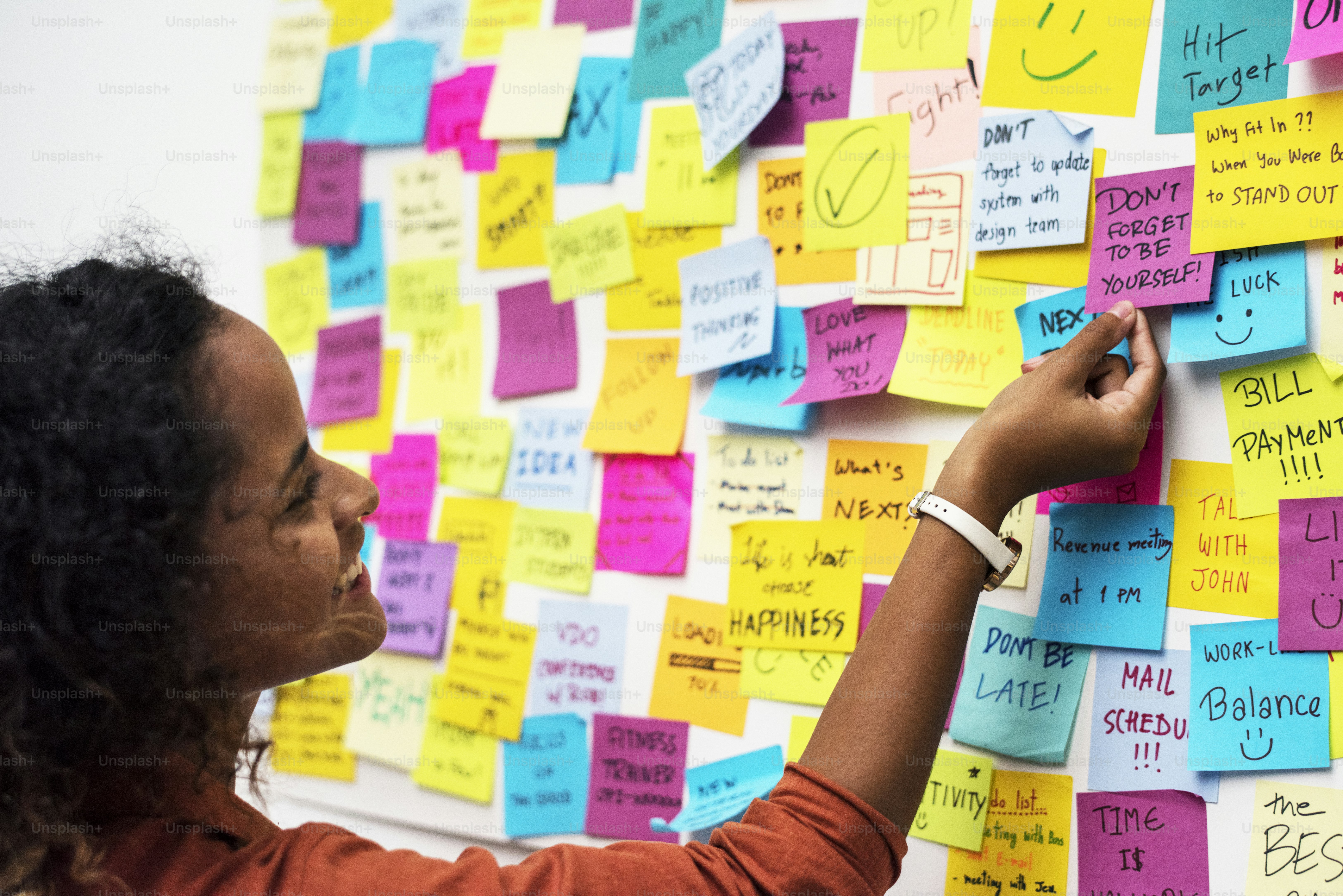 Sticky notes on an office wall photo – Entrepreneur Image on Unsplash