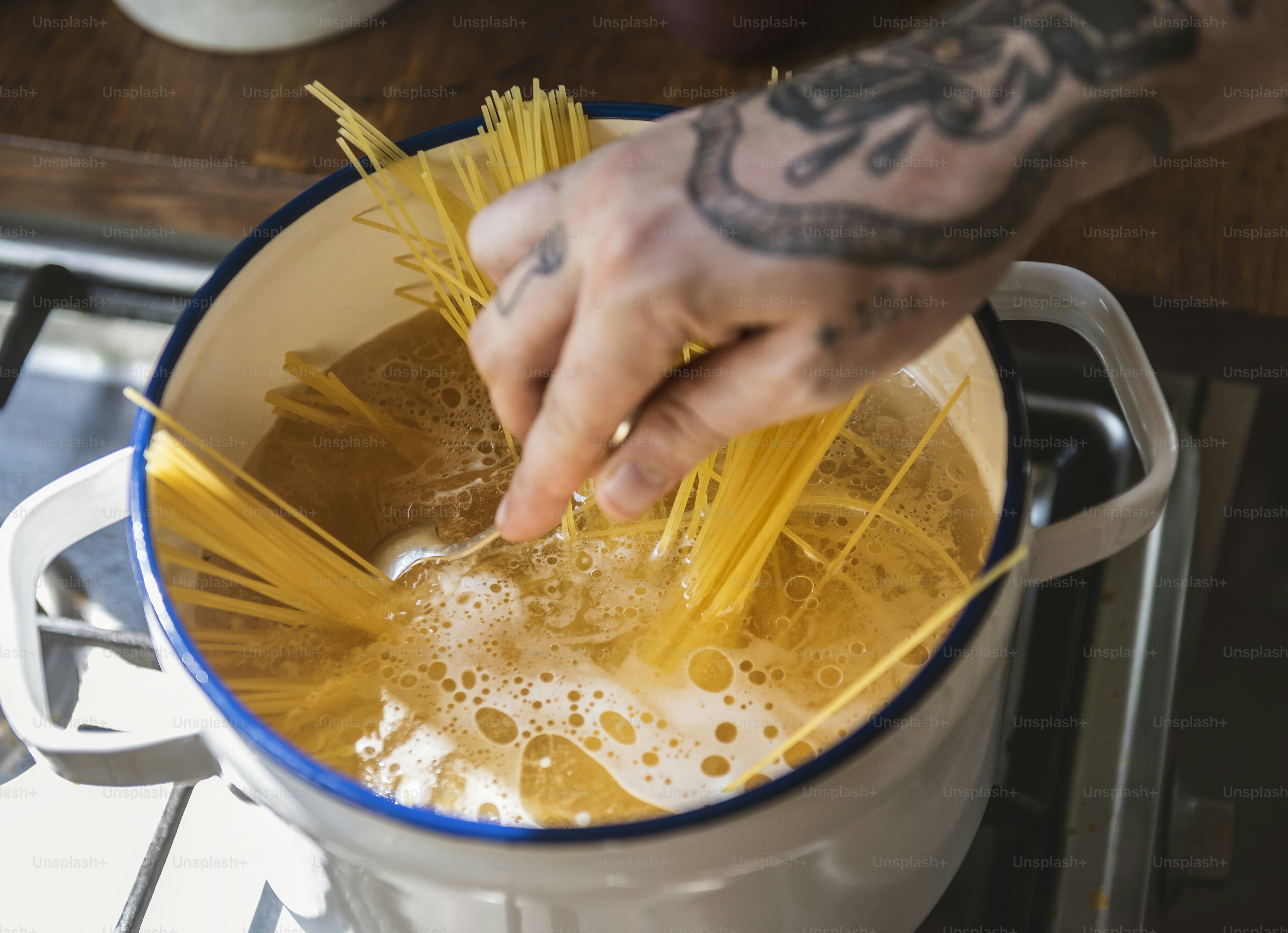 A chef boiling capellini pasta in the pot photo – Hand Image on Unsplash