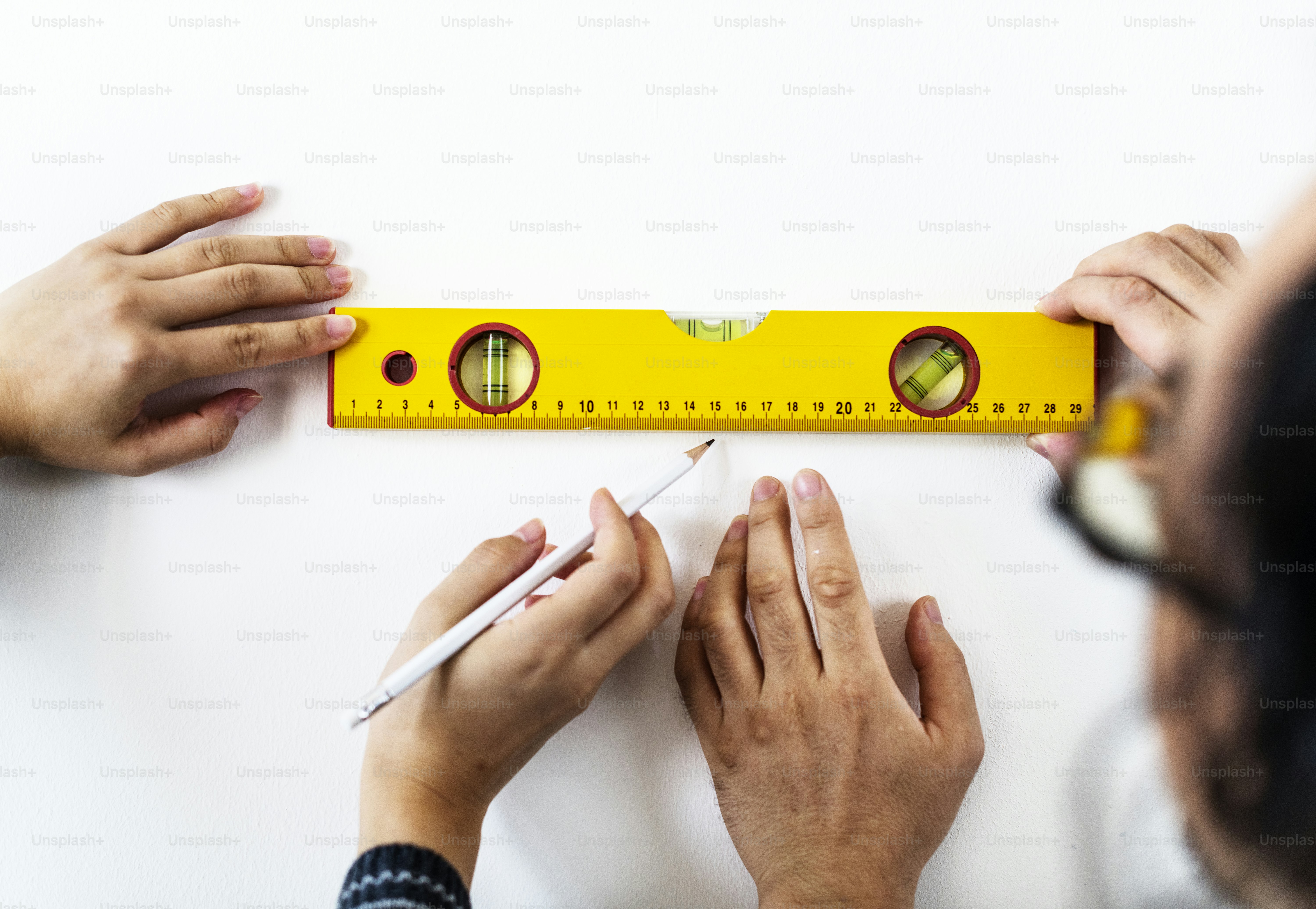 Asian couple measuring the wall photo – Renovation Image on Unsplash