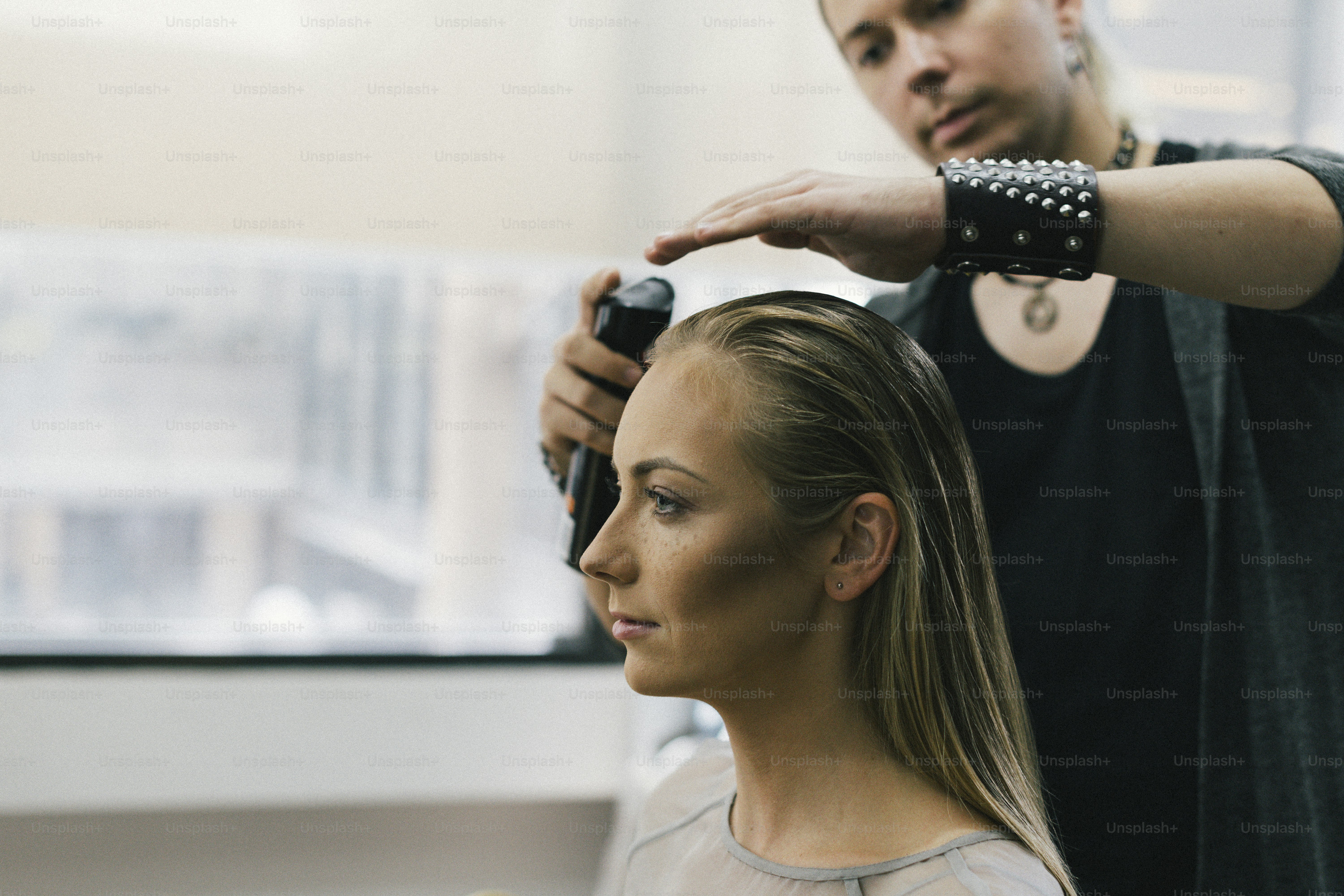 Model getting her hair done by a stylist photo – Model Image on Unsplash