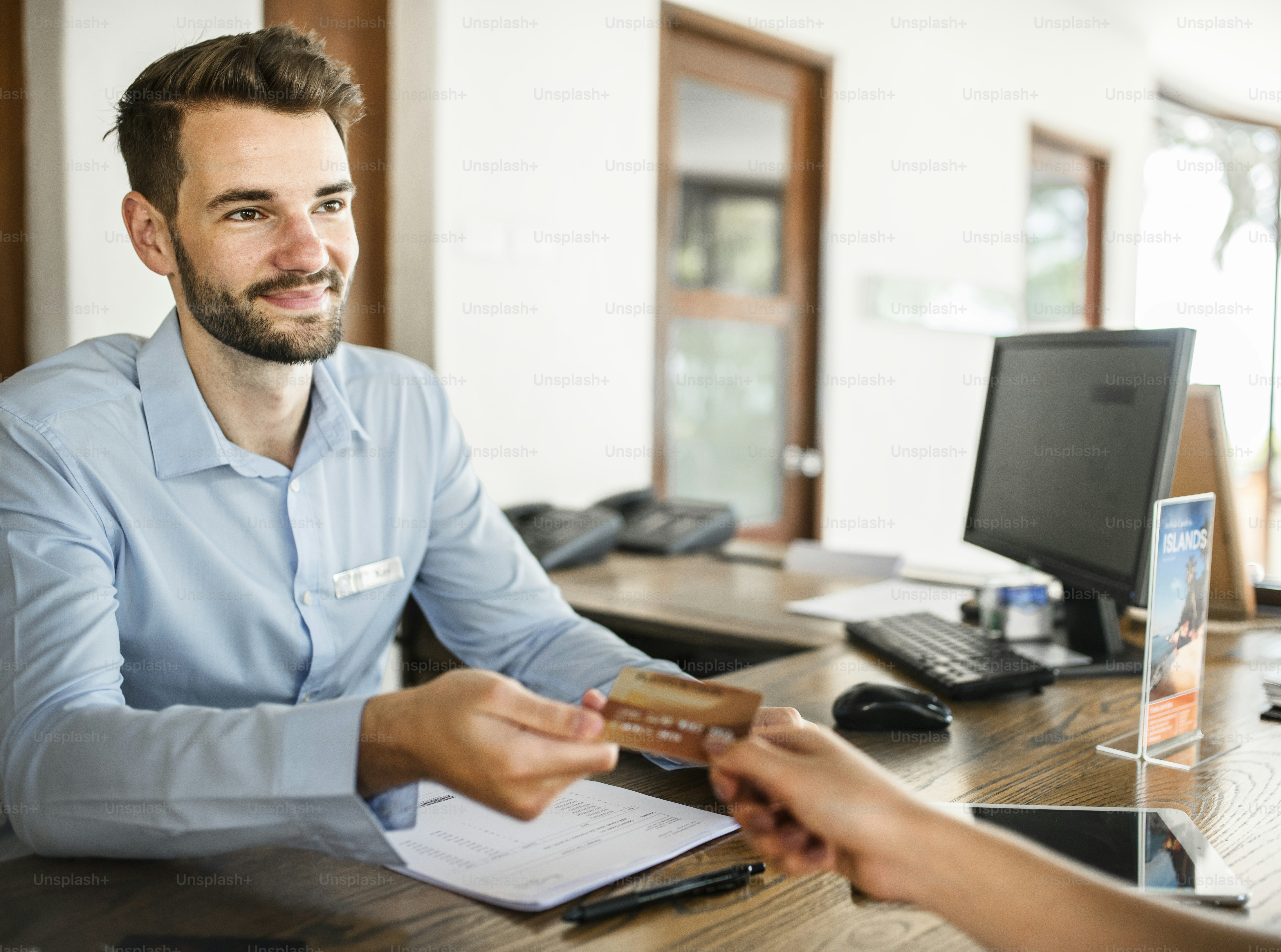 Guests checking in to a hotel photo – Hotel Image on Unsplash
