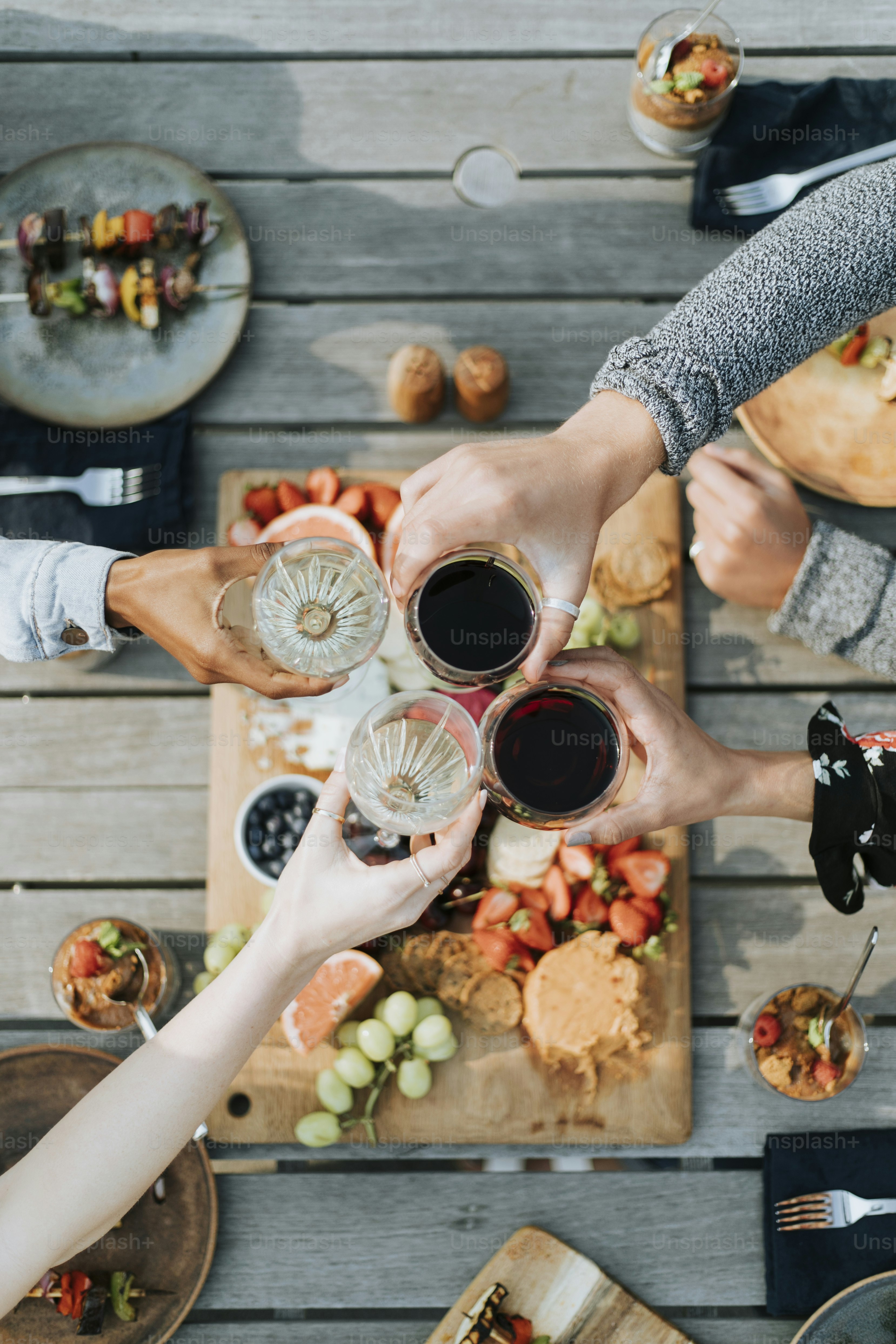 Friends cheering with glasses of wine photo – Photography Image on Unsplash