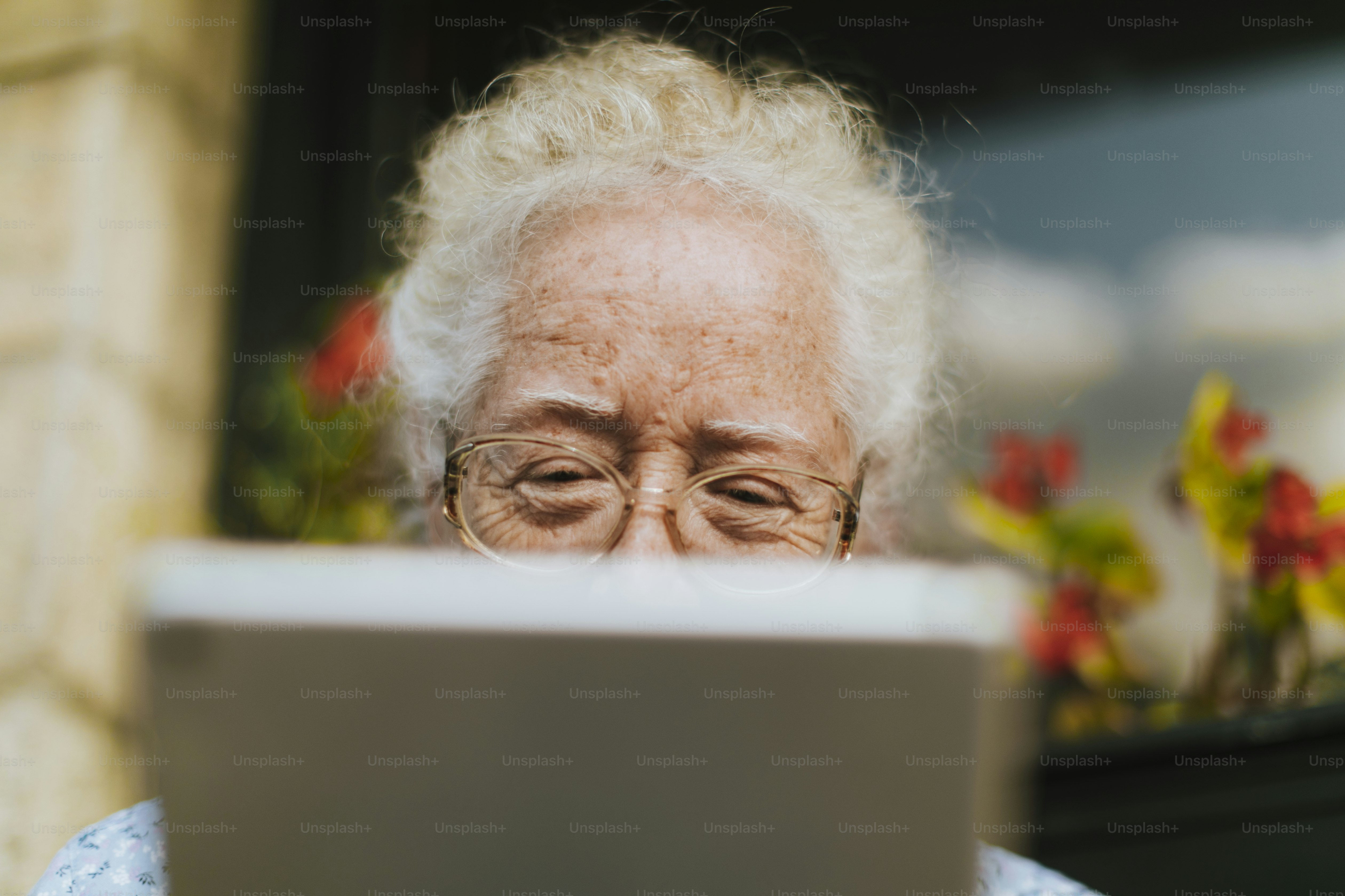 Senior woman using a digital tablet photo – Technology Image on Unsplash