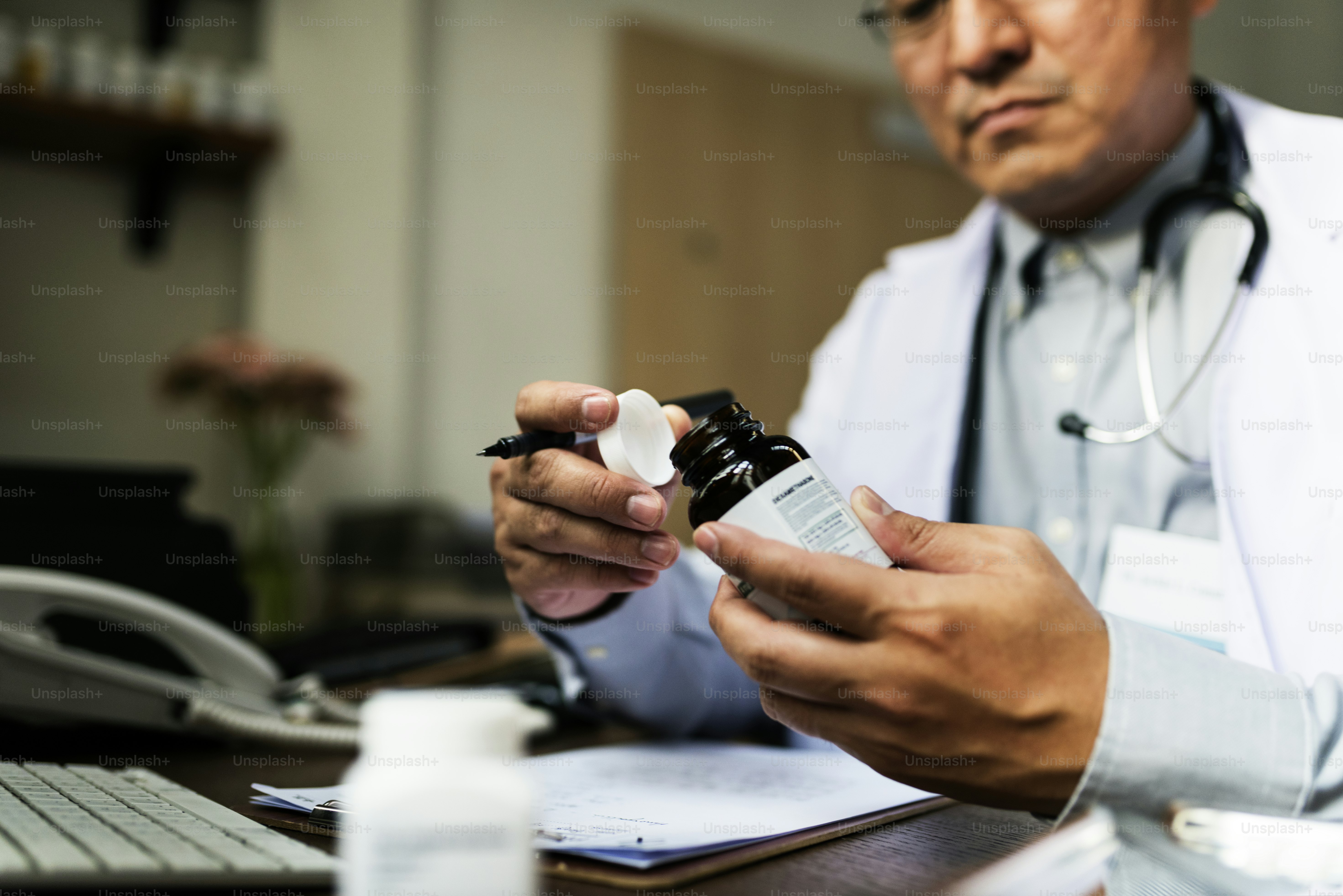 Doctor is writing a prescription photo – Doctor Image on Unsplash