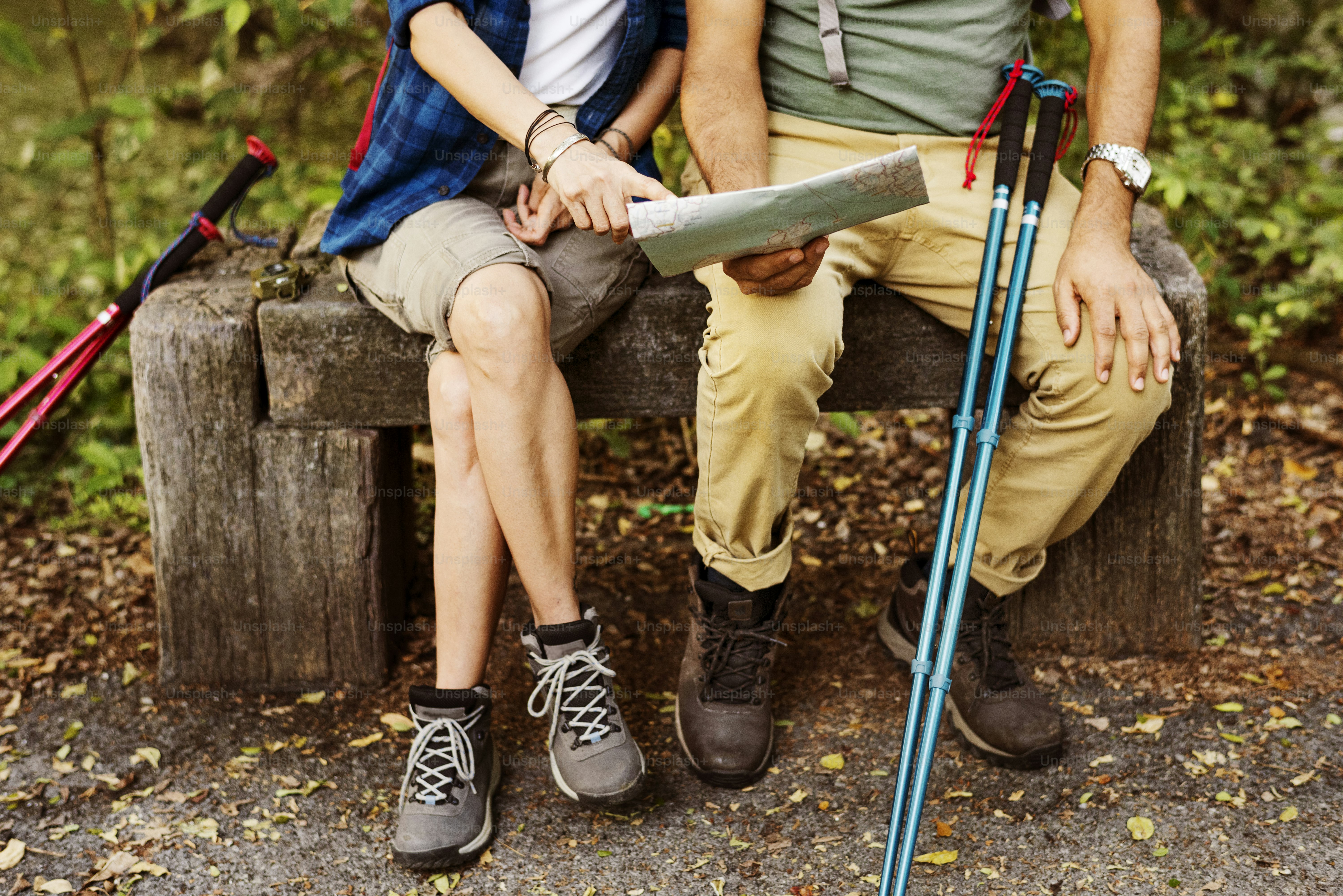 Couple finding directions using a map photo – Forest Image on Unsplash