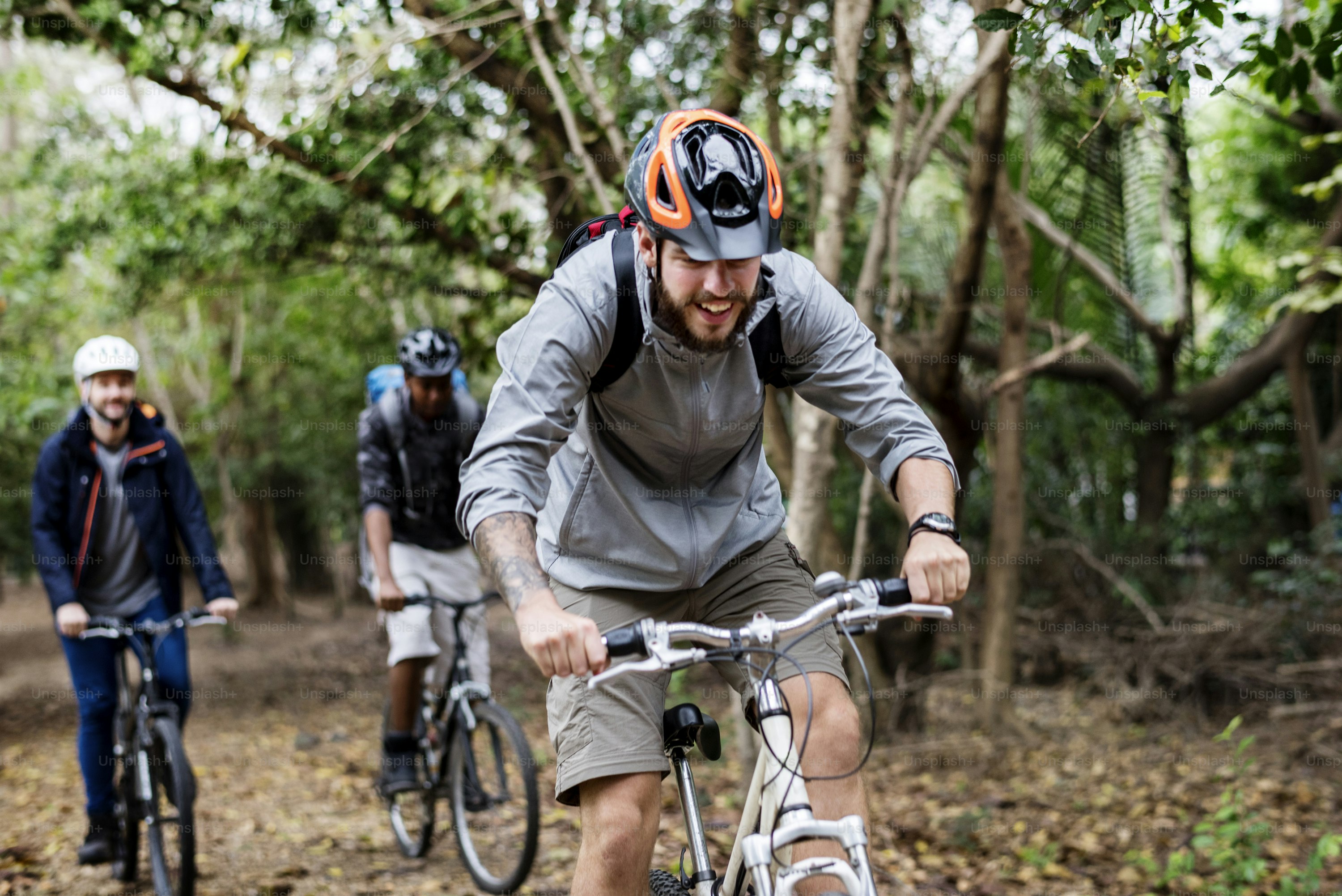 Group of friends ride mountain bike in the forest together photo – Sport Image on Unsplash