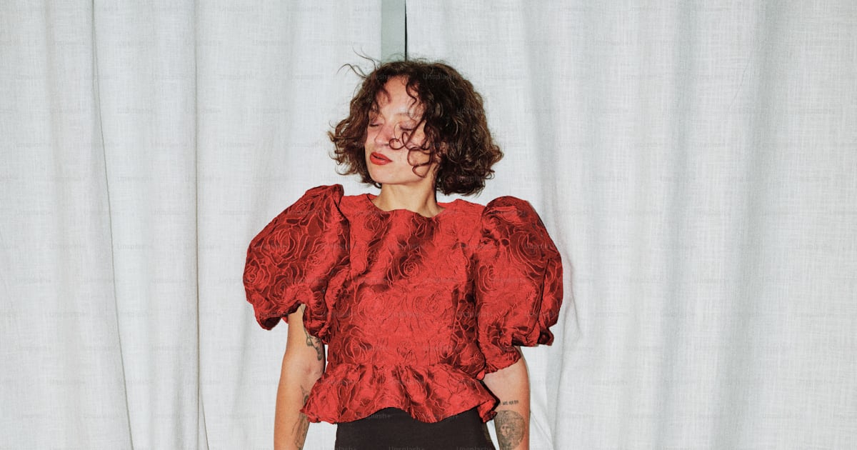 Una Mujer Con Un Top Rojo Y Pantalones Cortos Negros Foto Imagen De