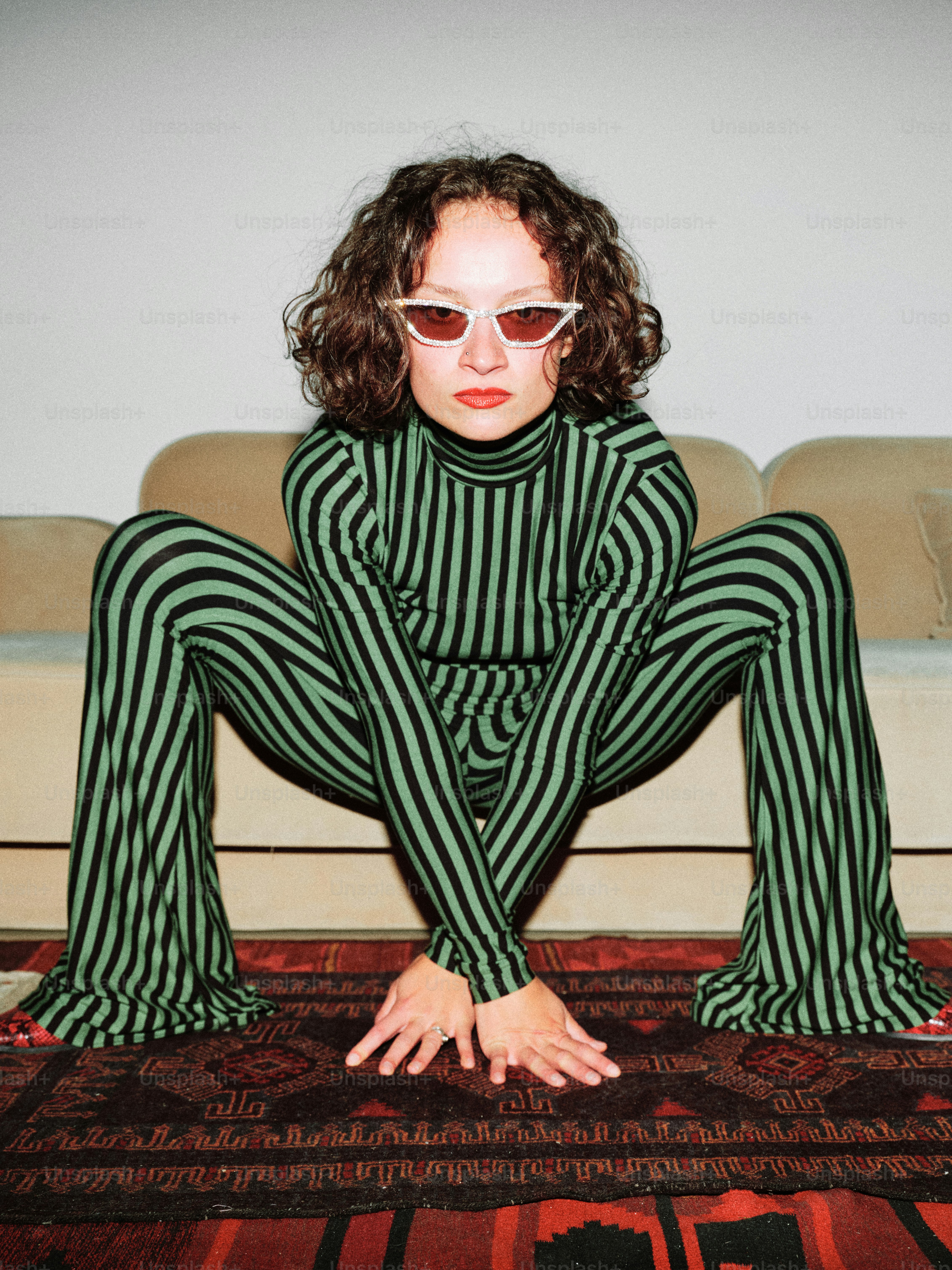 Une femme en robe rose avec un nœud autour du cou photo – Image de ...