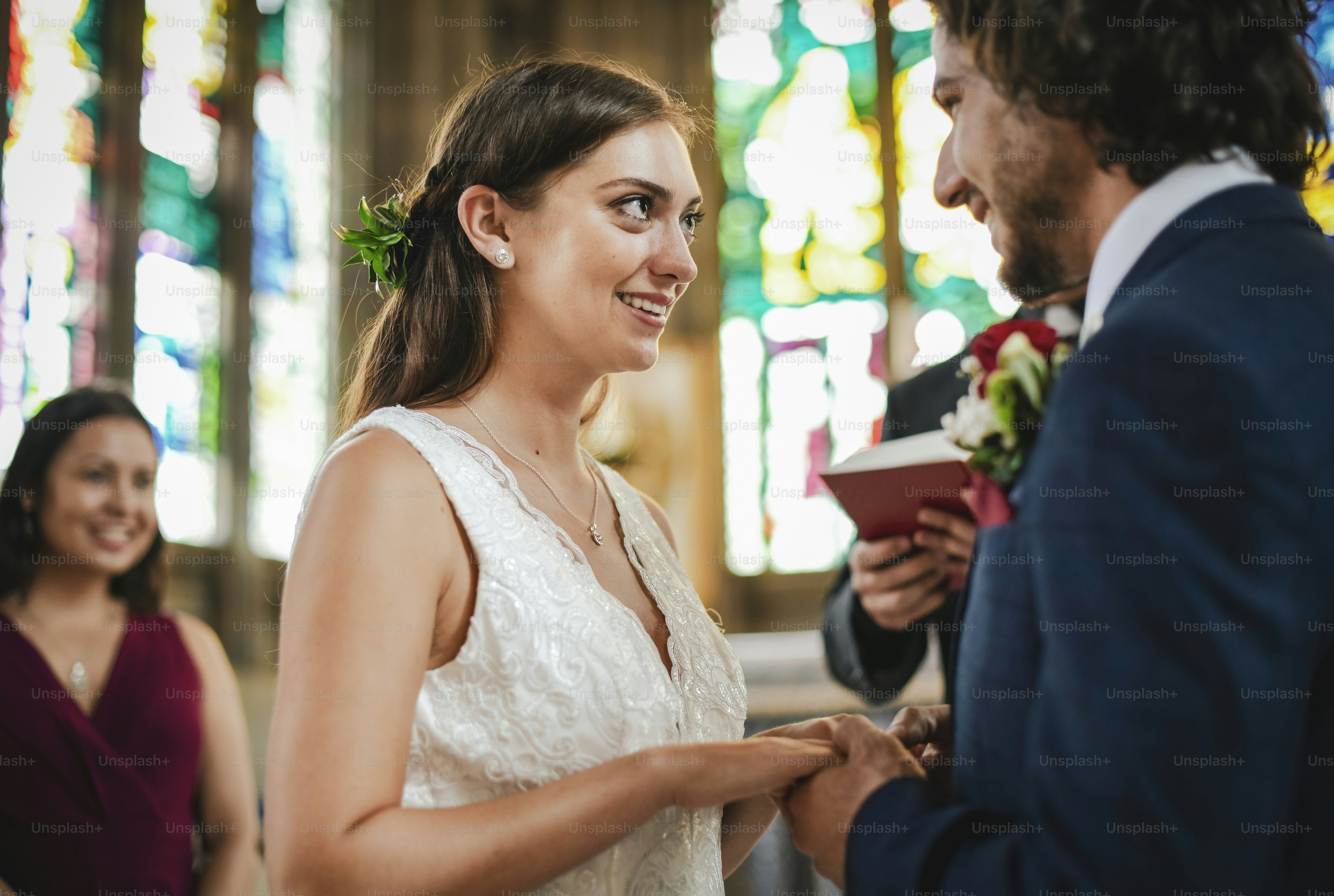 Bride and groom at the altar photo – Falling in love Image on Unsplash