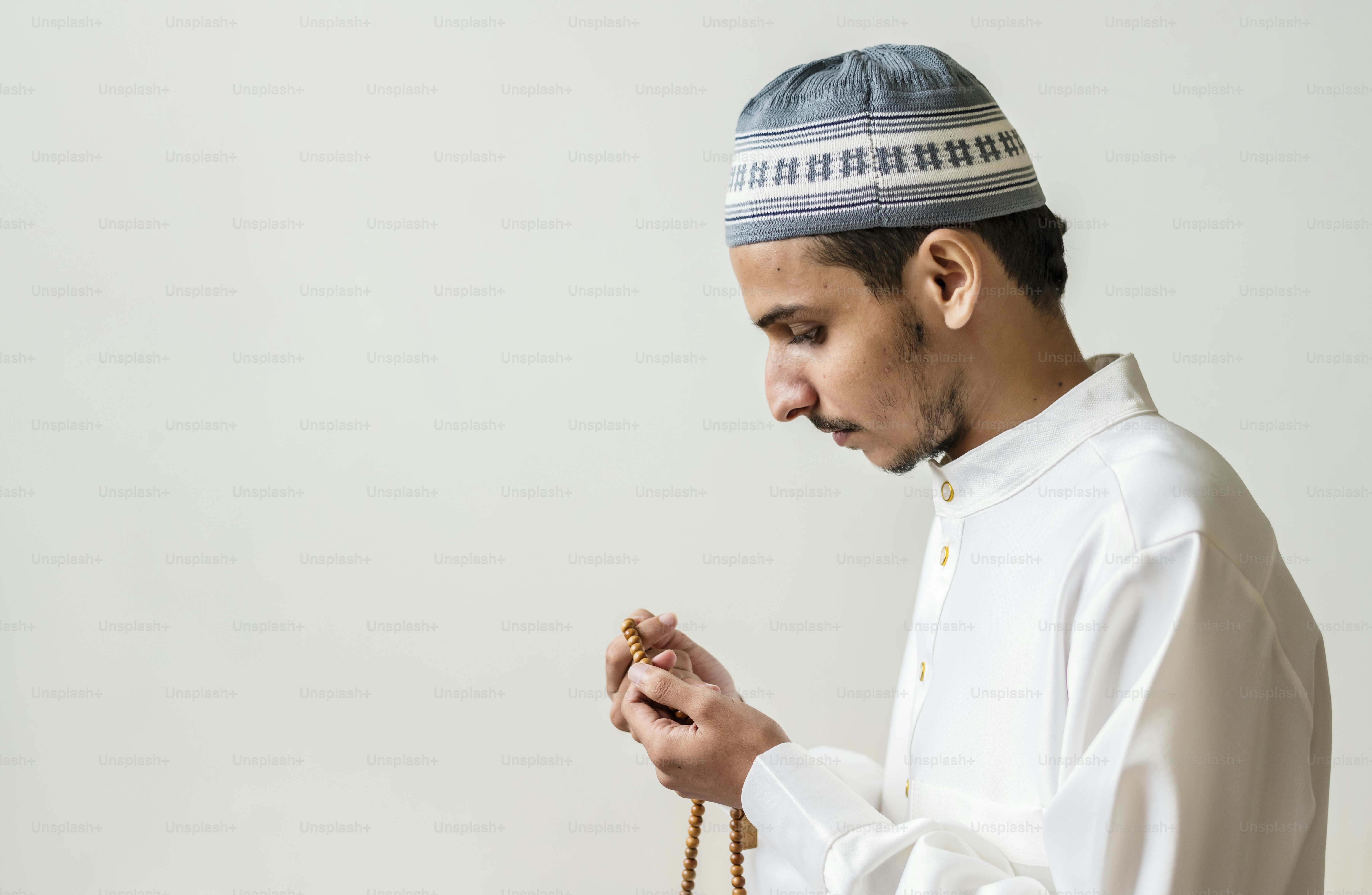 Muslim man praying with tasbih during Ramadan photo – Mosque Image on ...